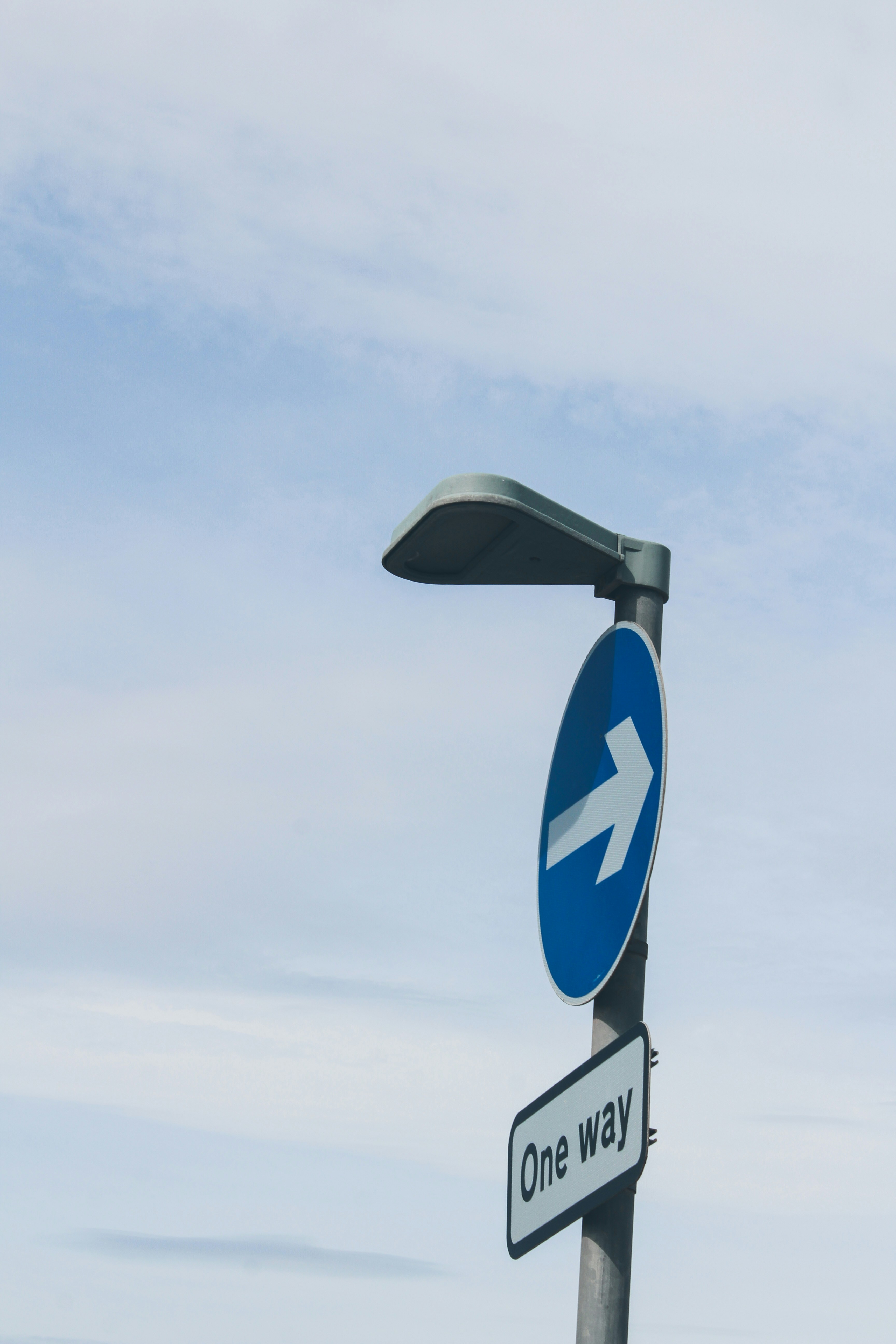 Signalisation à sens unique photo – Photo Bleu Gratuite sur Unsplash