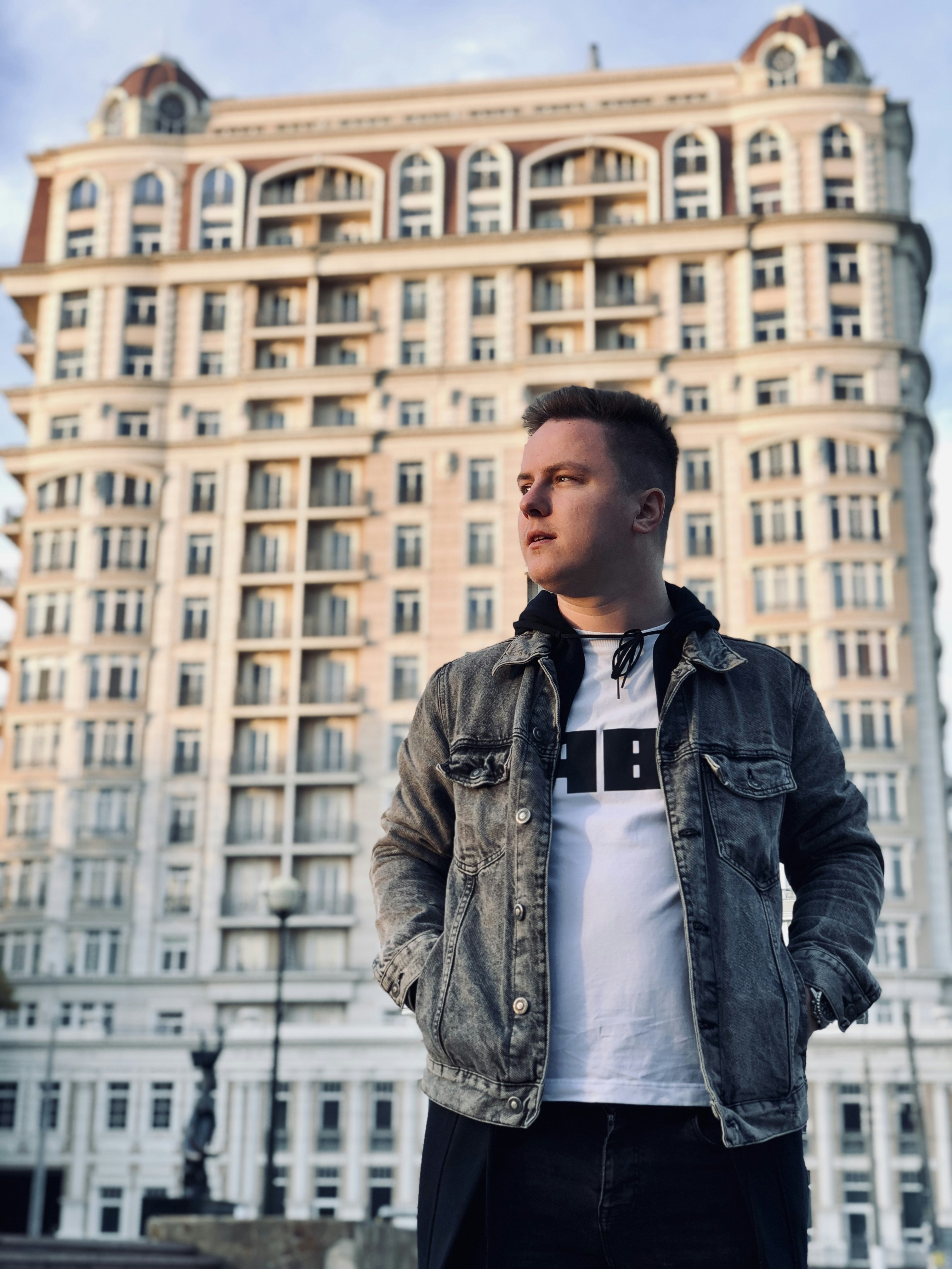 Urban Contemplation Against Architectural Grandeur