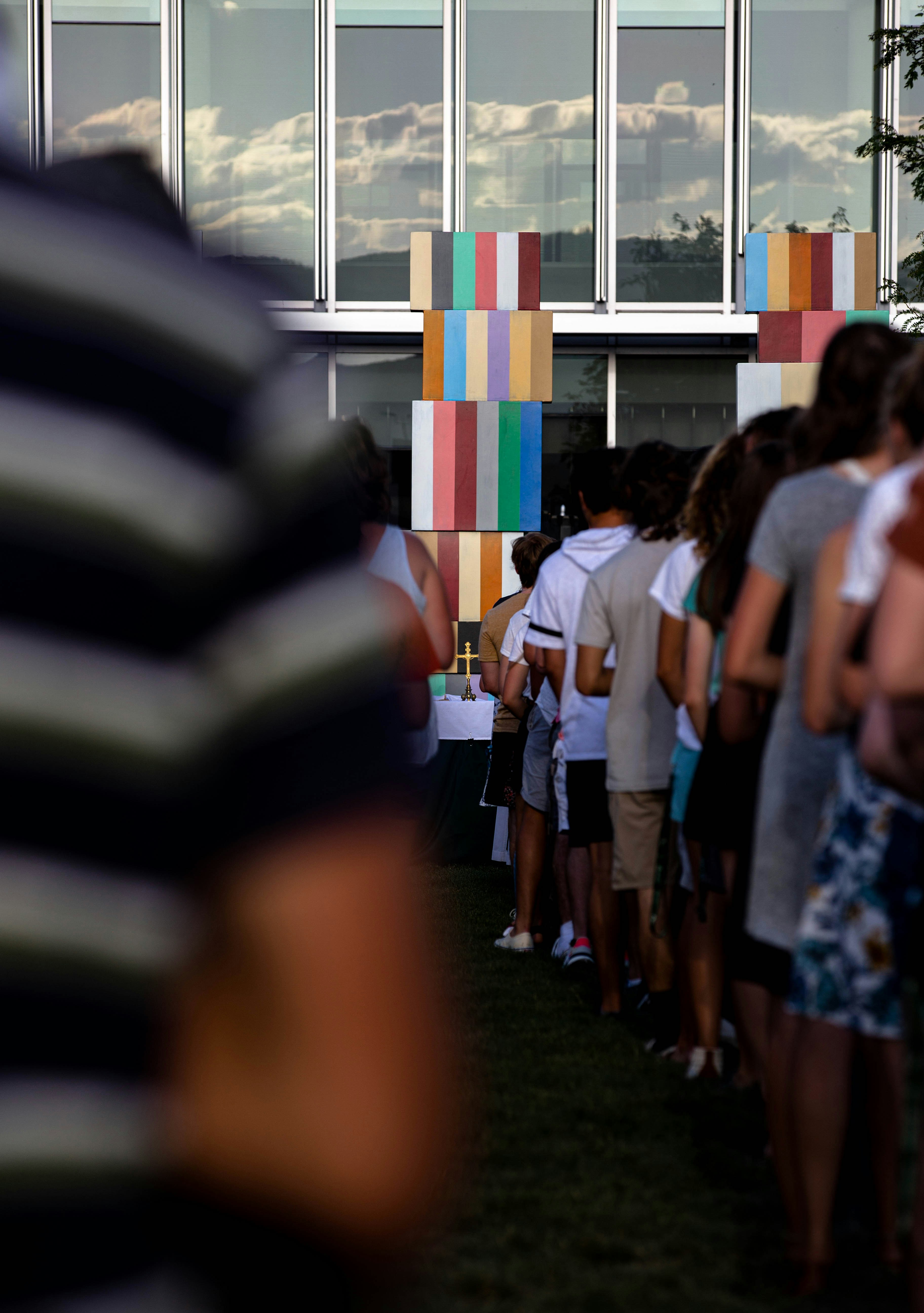 Gente haciendo cola durante el día foto – Imagen de Persona gratuita en ...