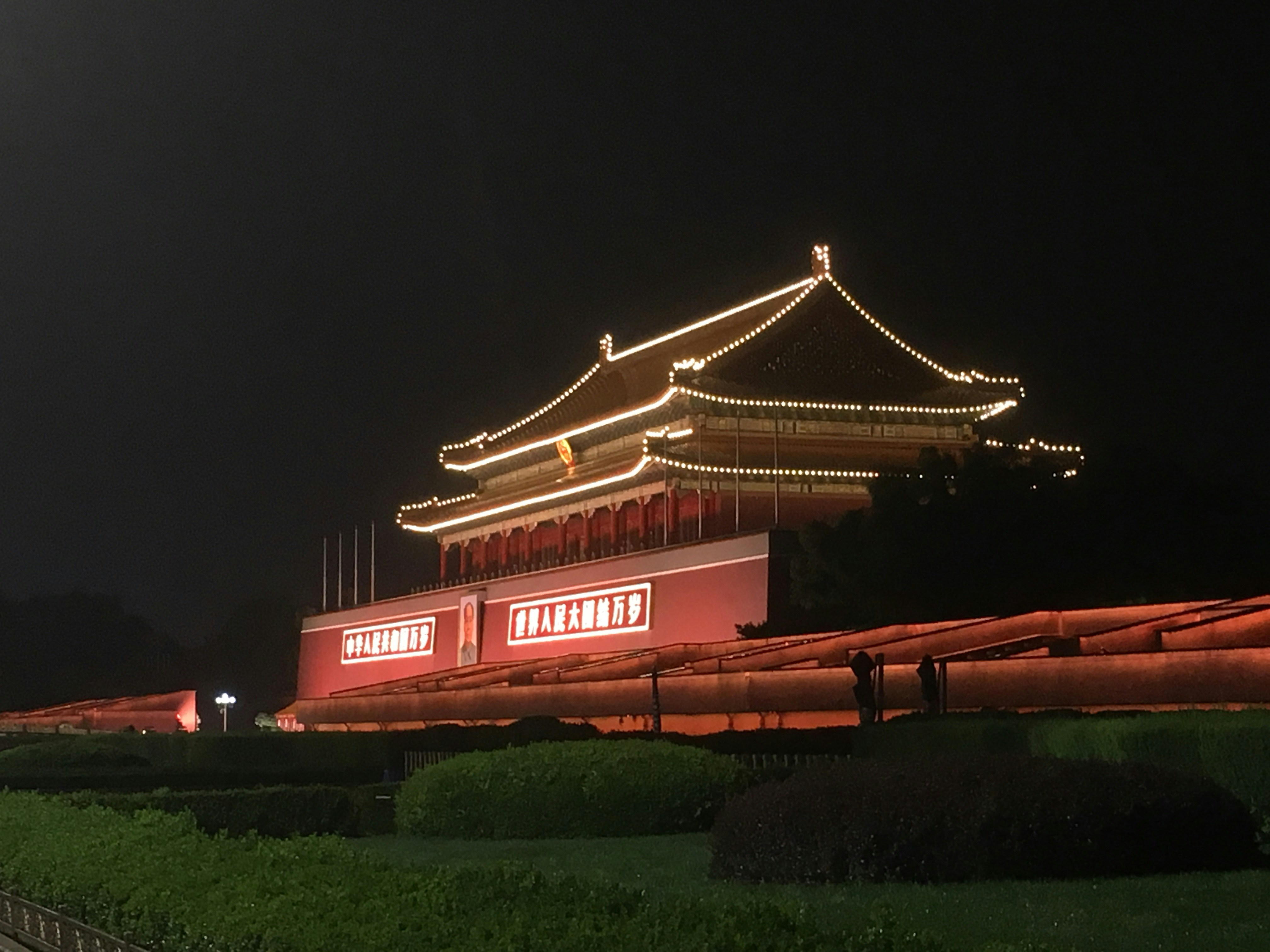Bâtiment en béton rouge et blanc pendant la nuit photo – Photo Pechino ...