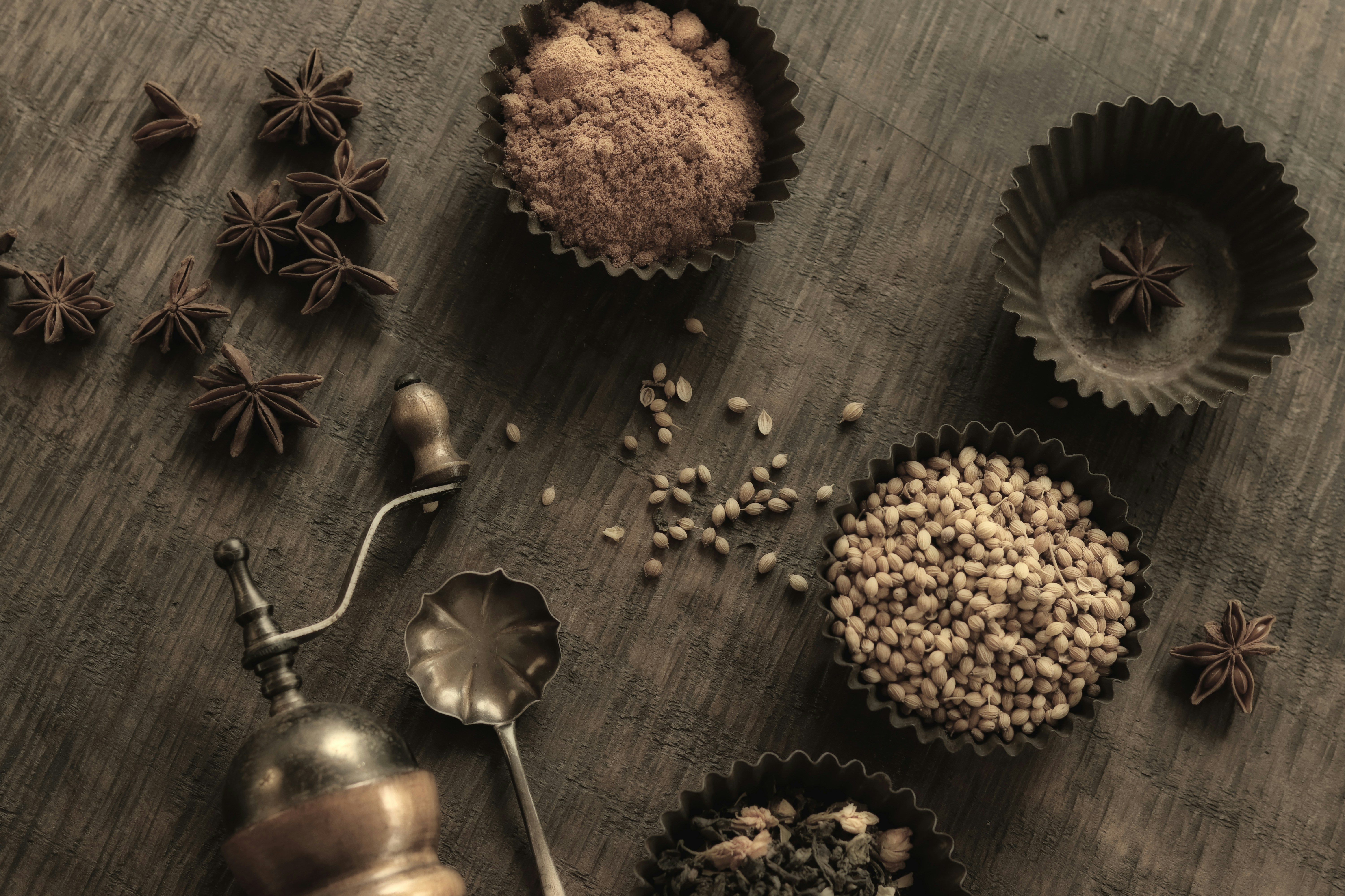 Foto Molinillo de café, moldes y anís estrellado – Imagen Ruta de las ...