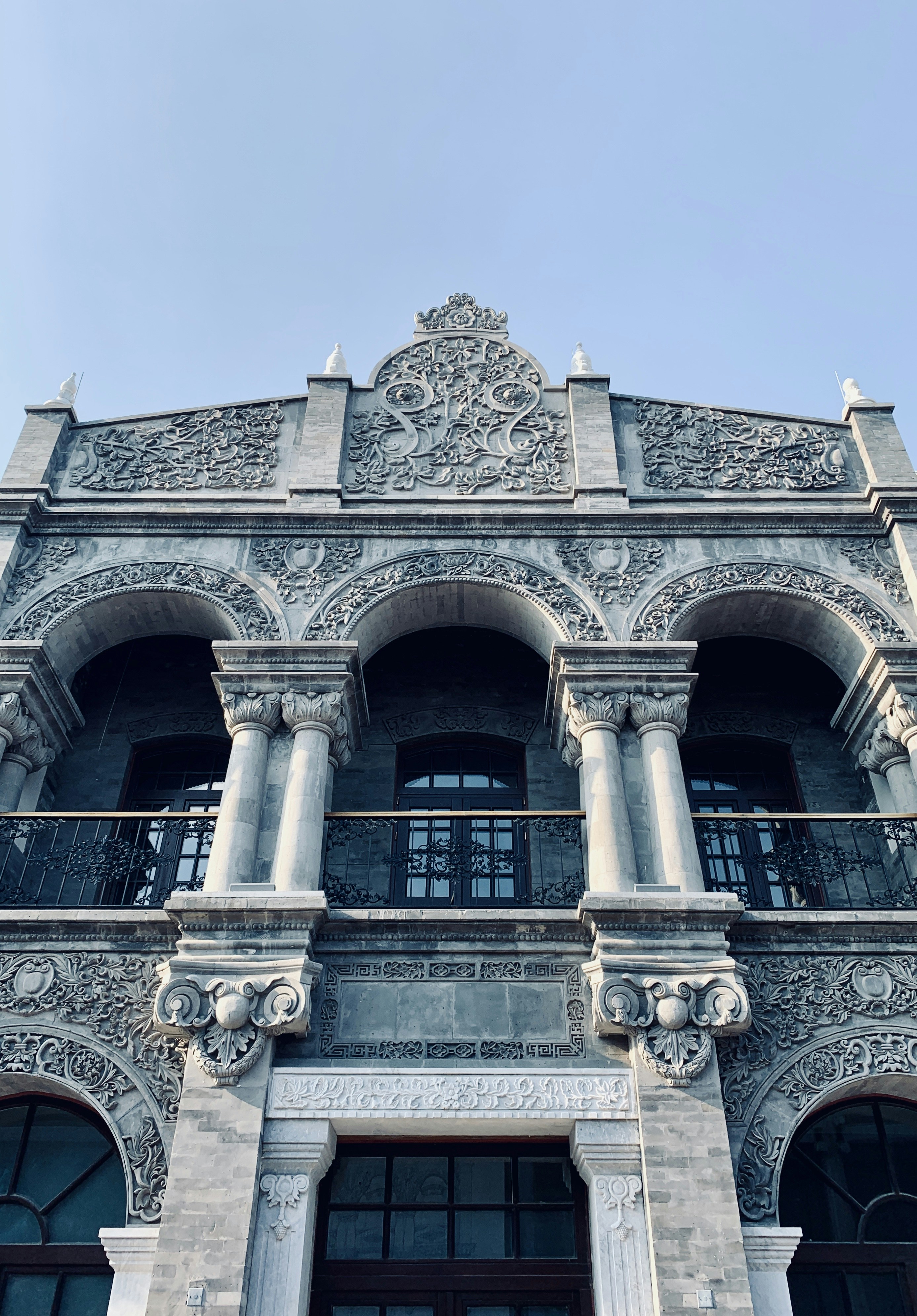 white and gray mansion un der blue sky