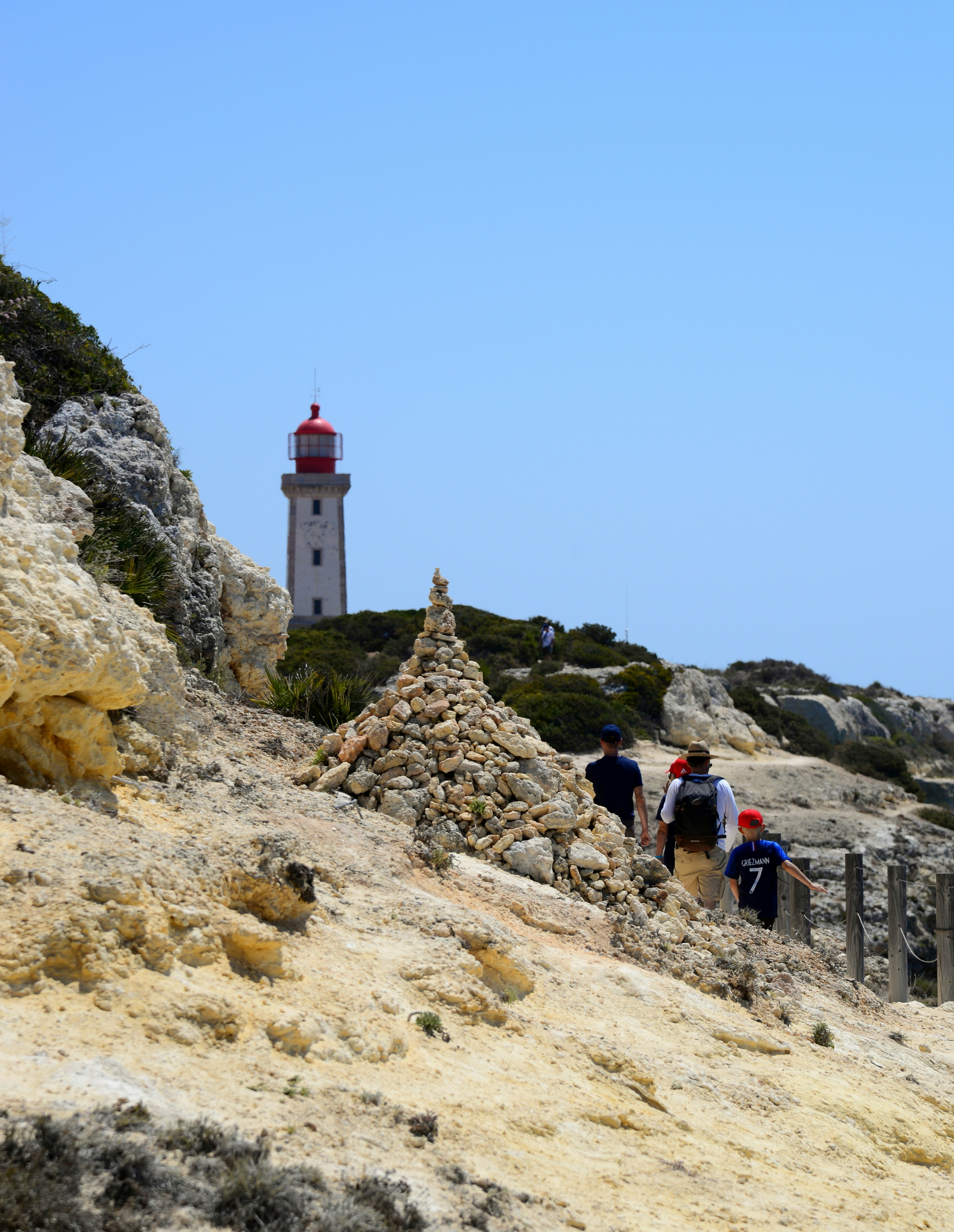 whtie and red painted lighthouse