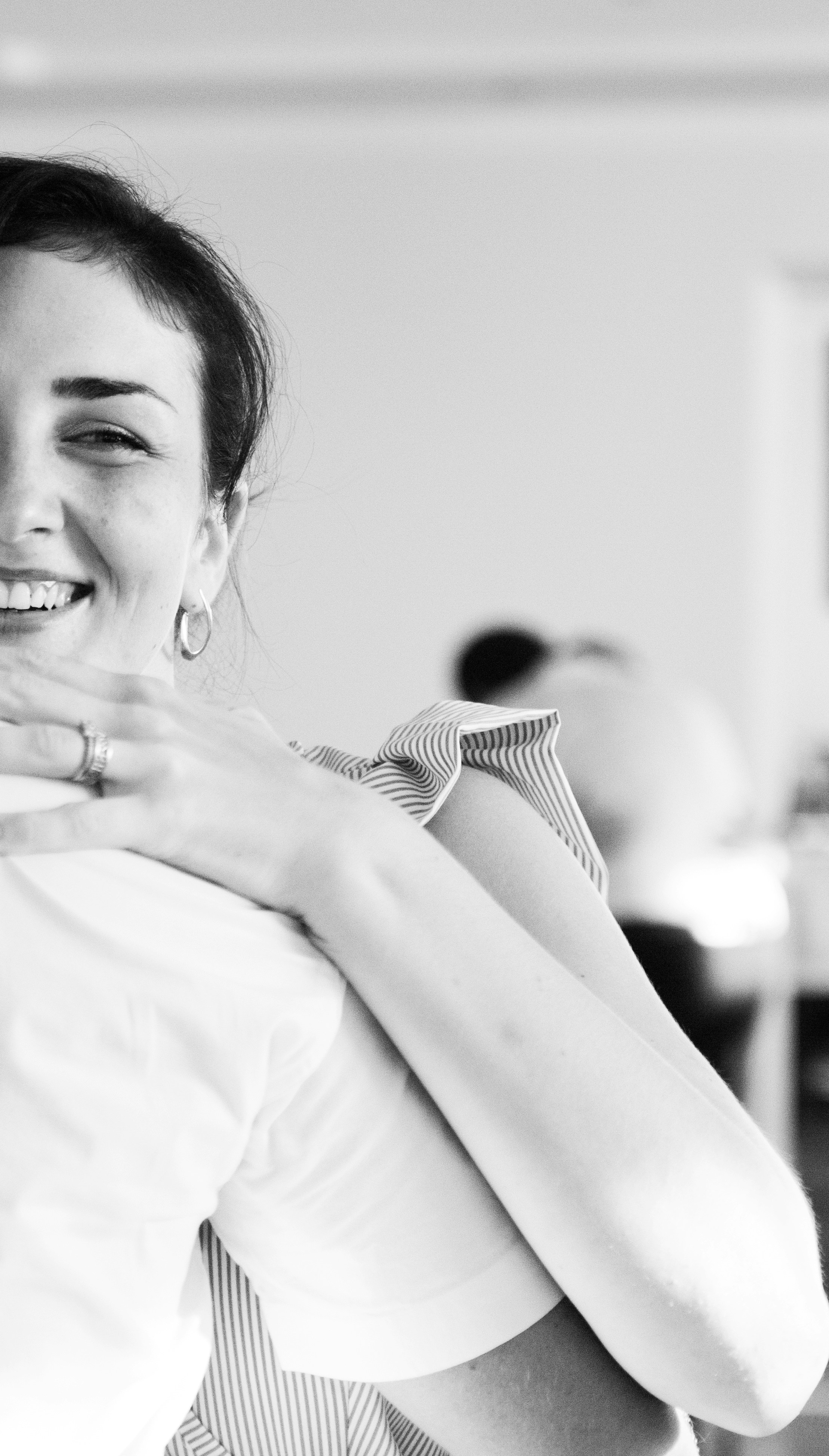 Foto Mujer abrazando a otra persona – Imagen Gris gratis en Unsplash