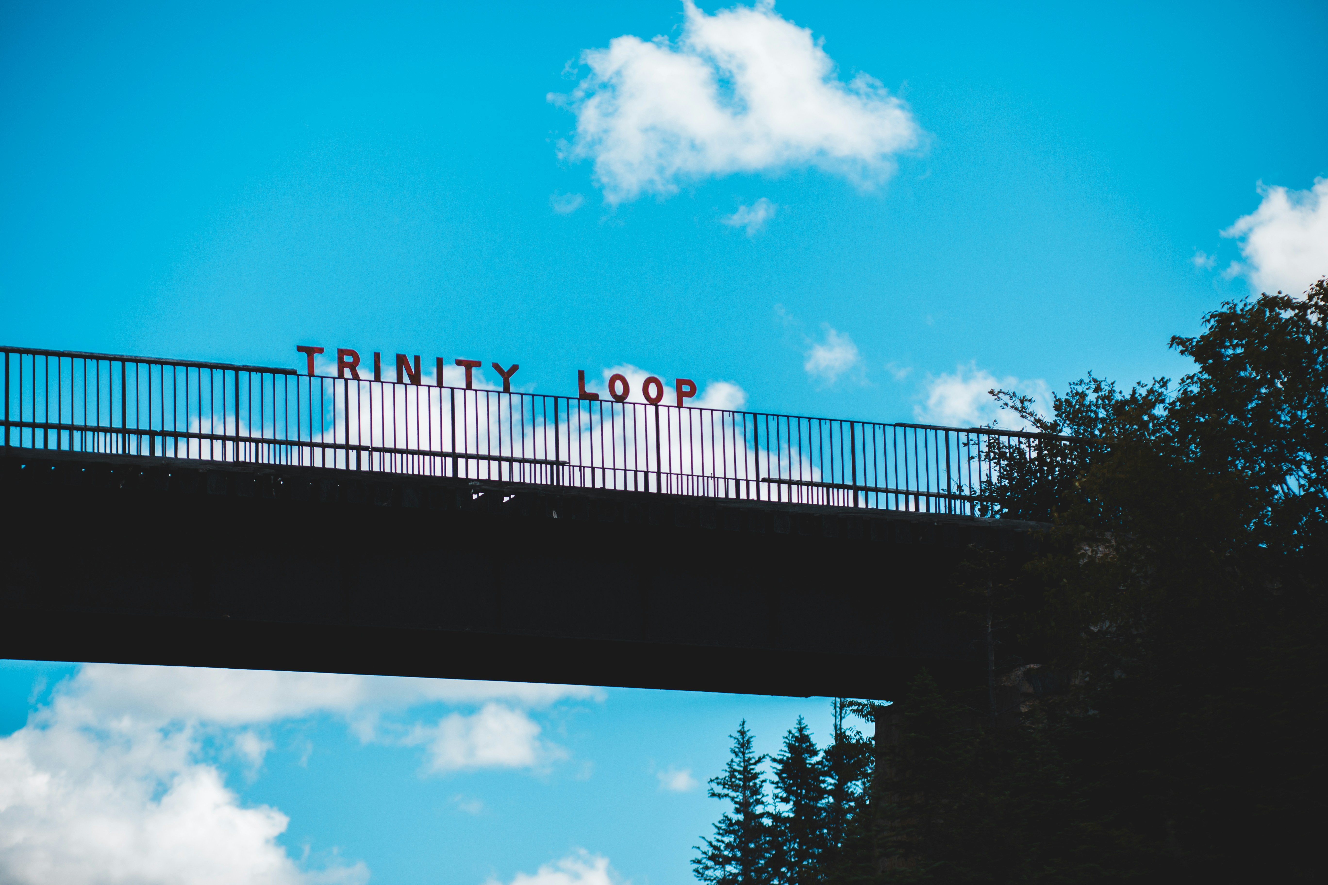 Señalización de Trinity Loop foto – Imagen de Azul gratuita en Unsplash