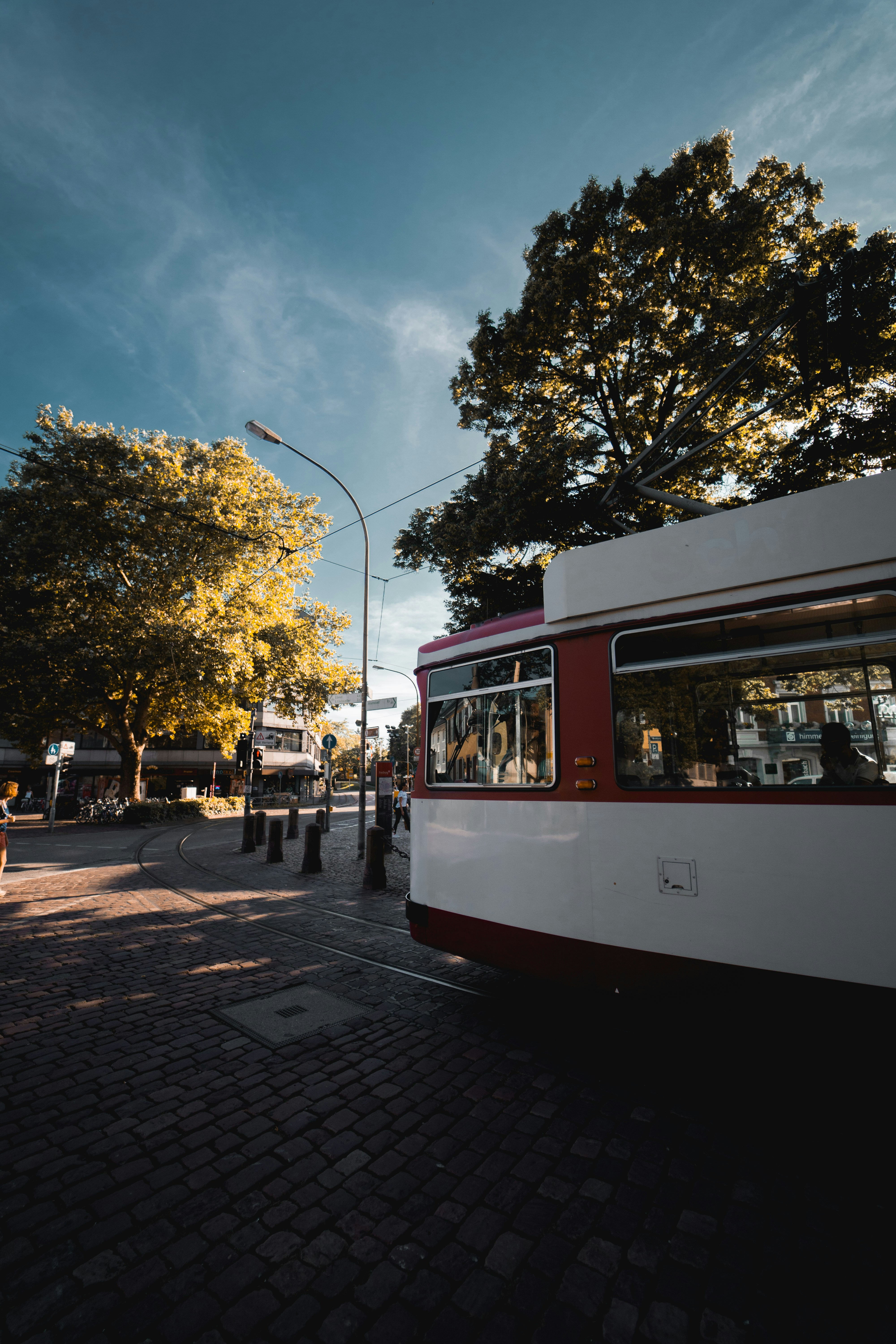 White and red restaurant photo – Free Walkway Image on Unsplash