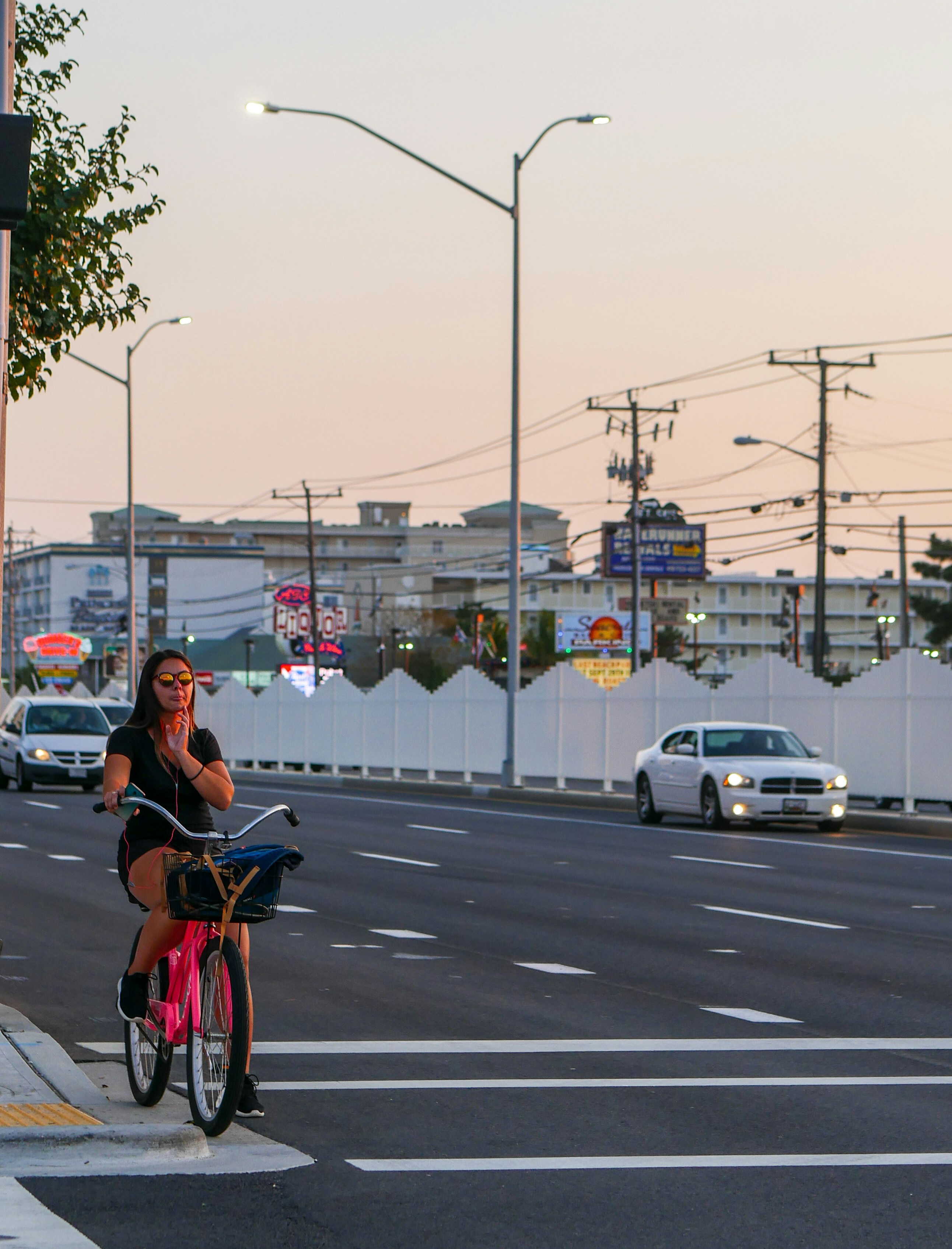 Foto Mujer montando en bicicleta al lado de la carretera – Imagen ...
