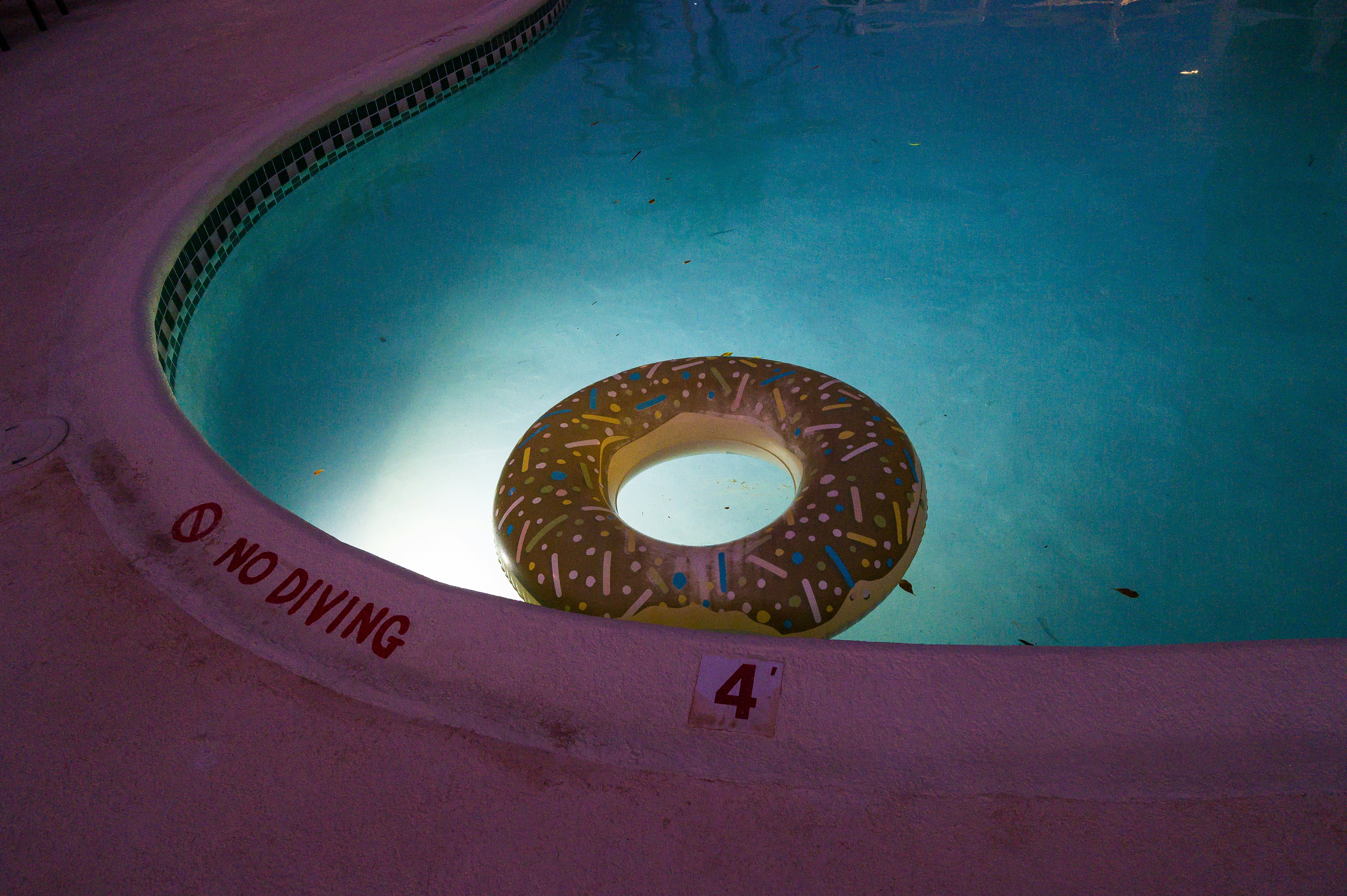 Donut floater photo – Free Jamaica Image on Unsplash