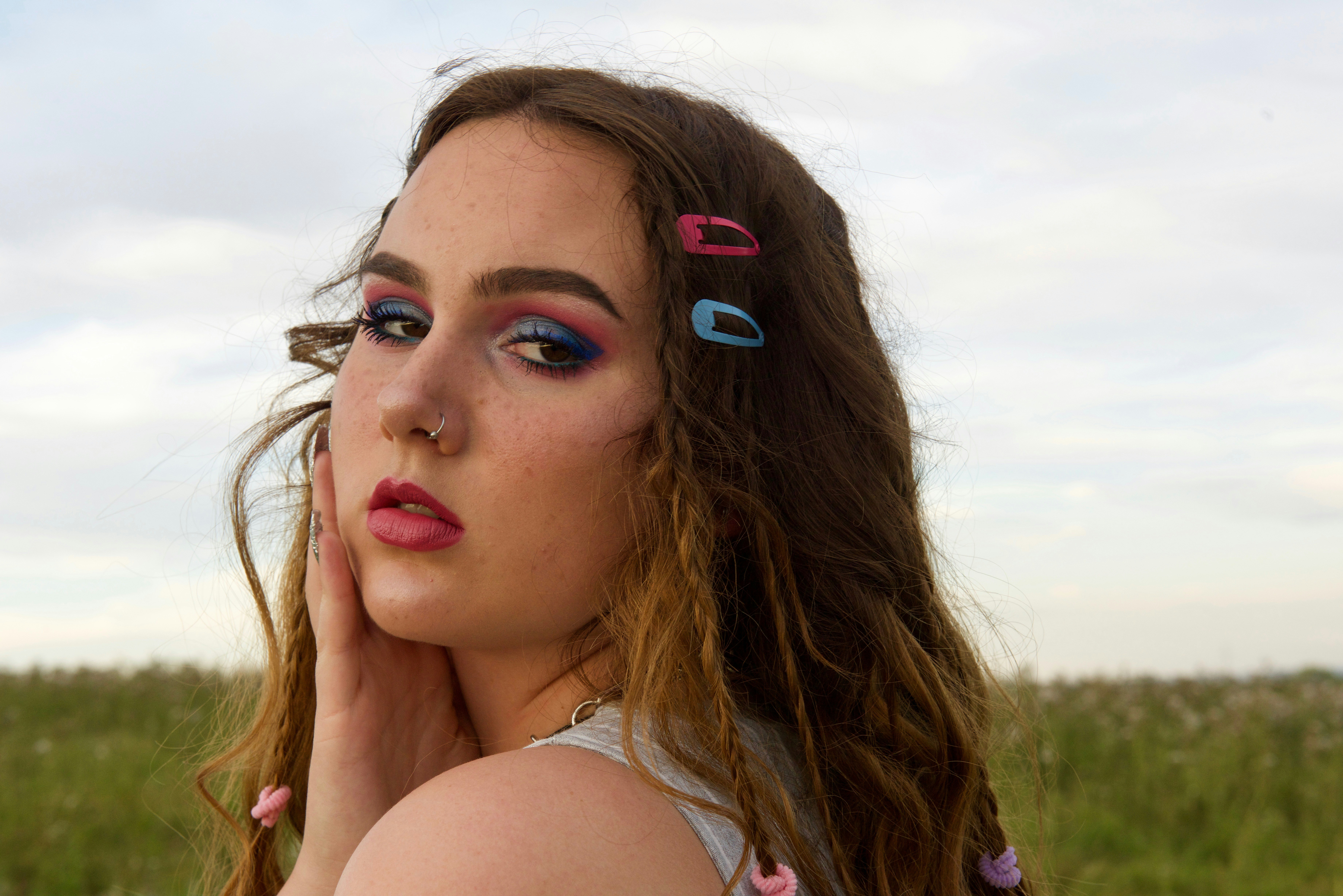 Mujer tocándose el chee derecho foto – Imagen de Retrato gratuita en ...