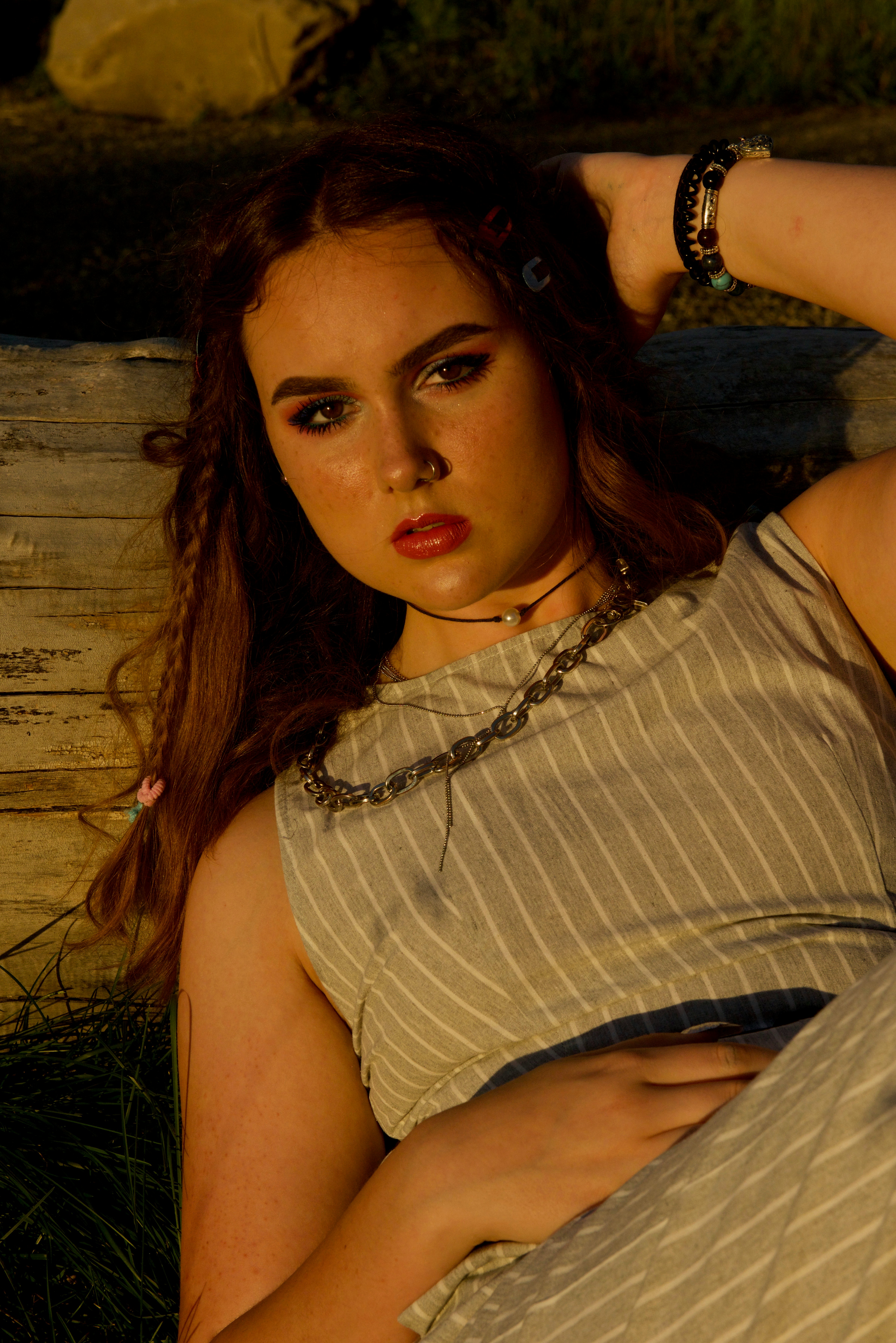 Foto Mujer con top gris sin mangas con cuello redondo – Imagen Hora ...