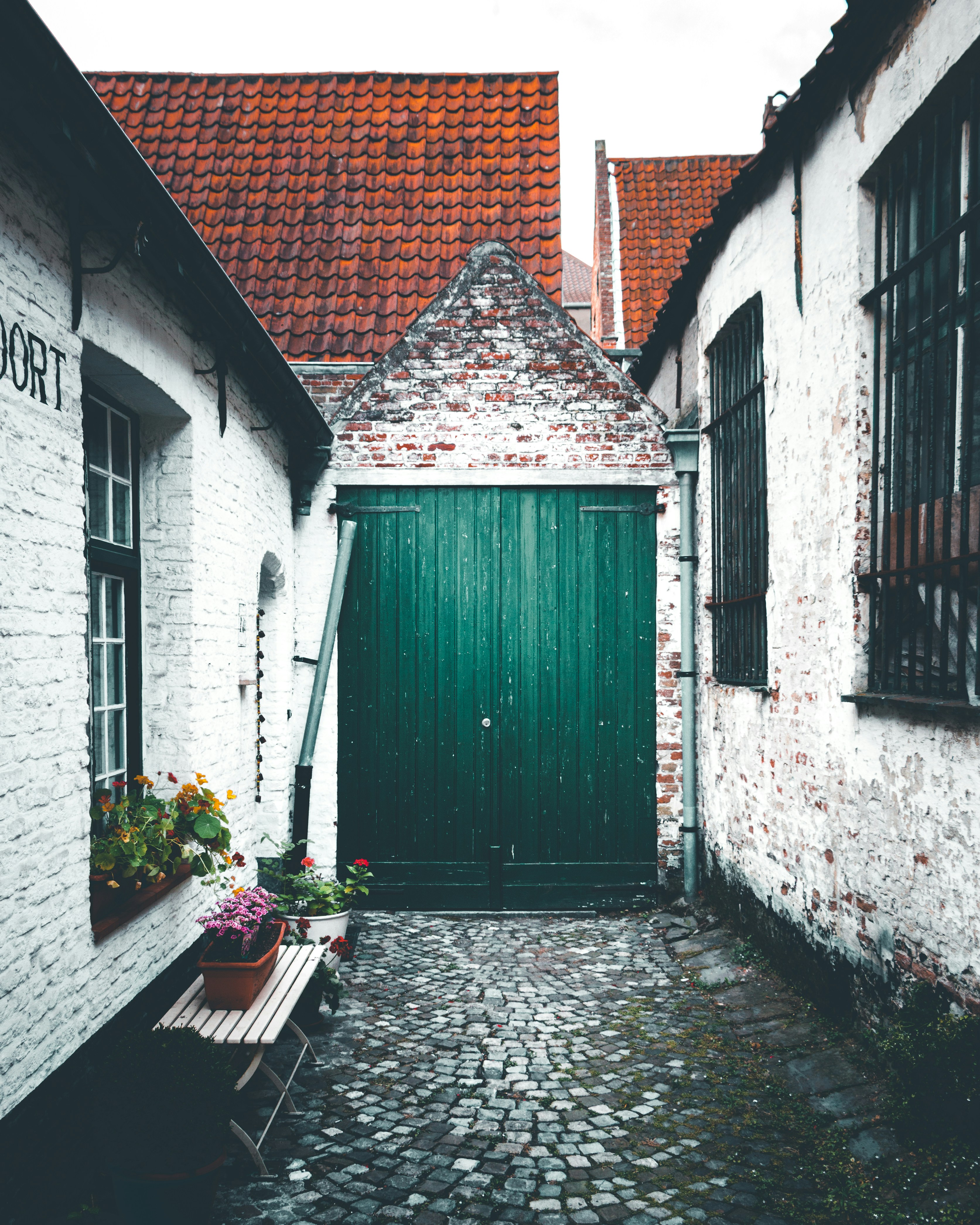 Empty doorway outside building photo – Free White Image on Unsplash