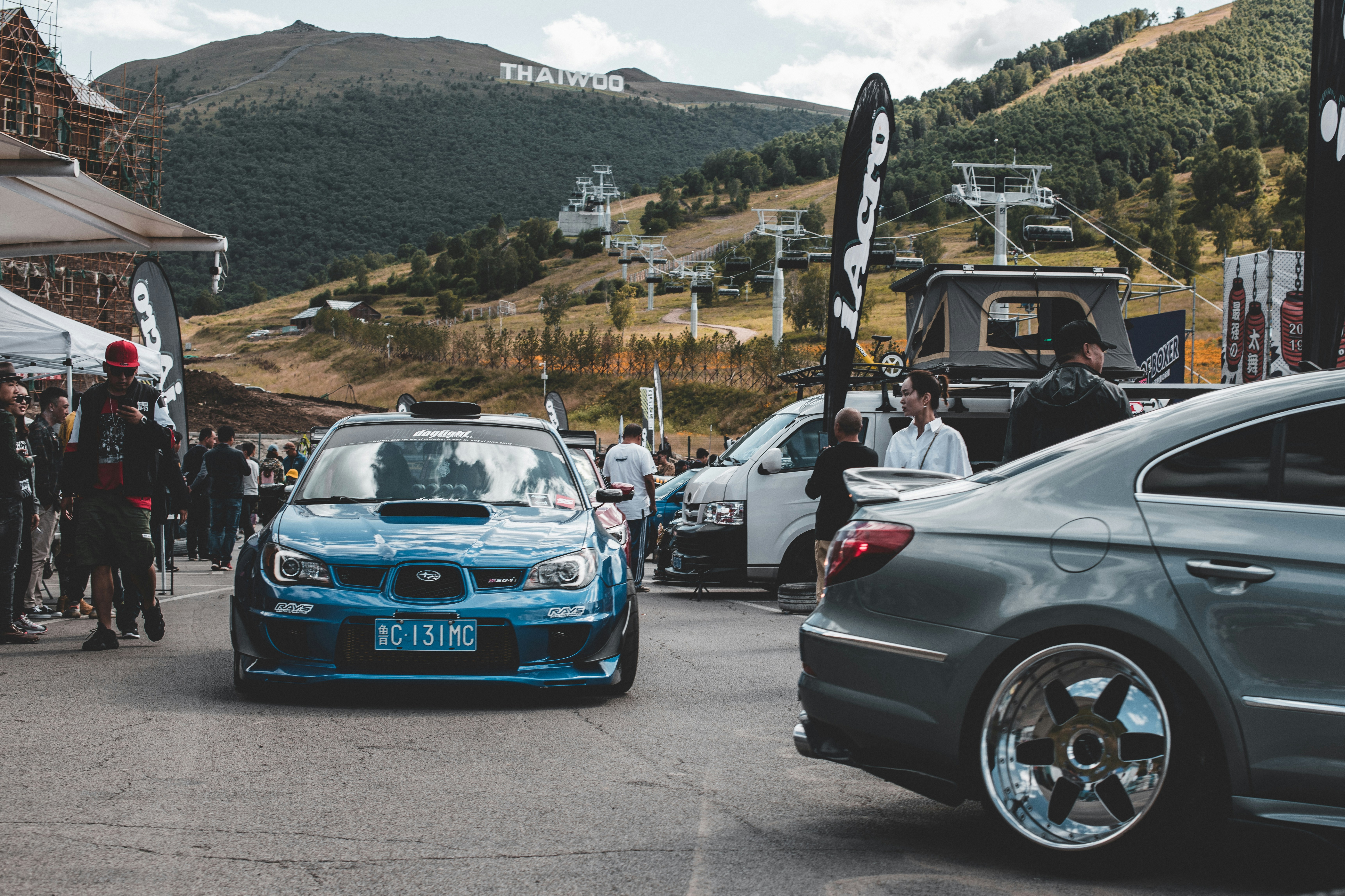 Foto Vehículo azul estacionado – Imagen Coche gratis en Unsplash
