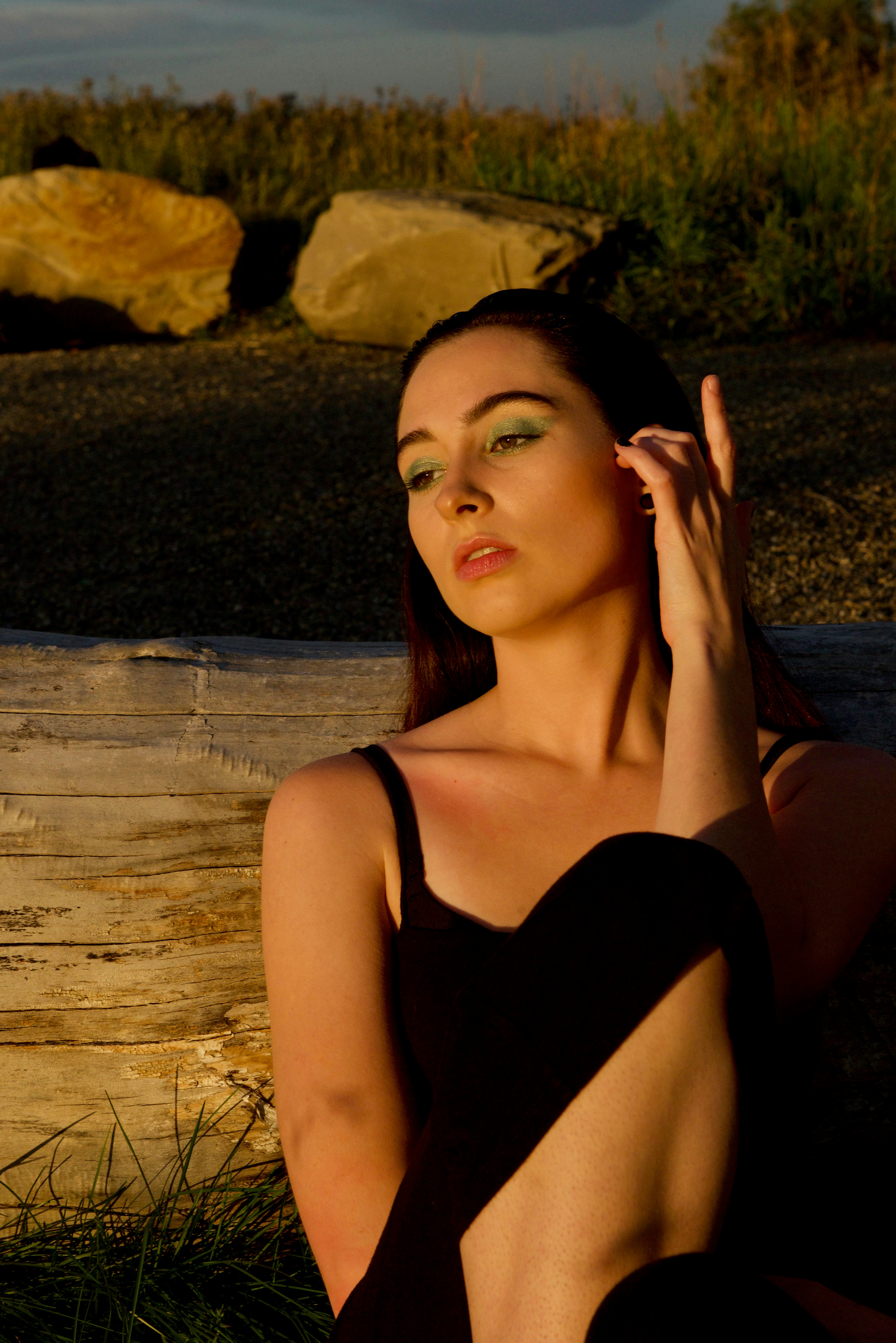 Foto Mujer sentada en la hierba – Imagen Experimental gratis en Unsplash