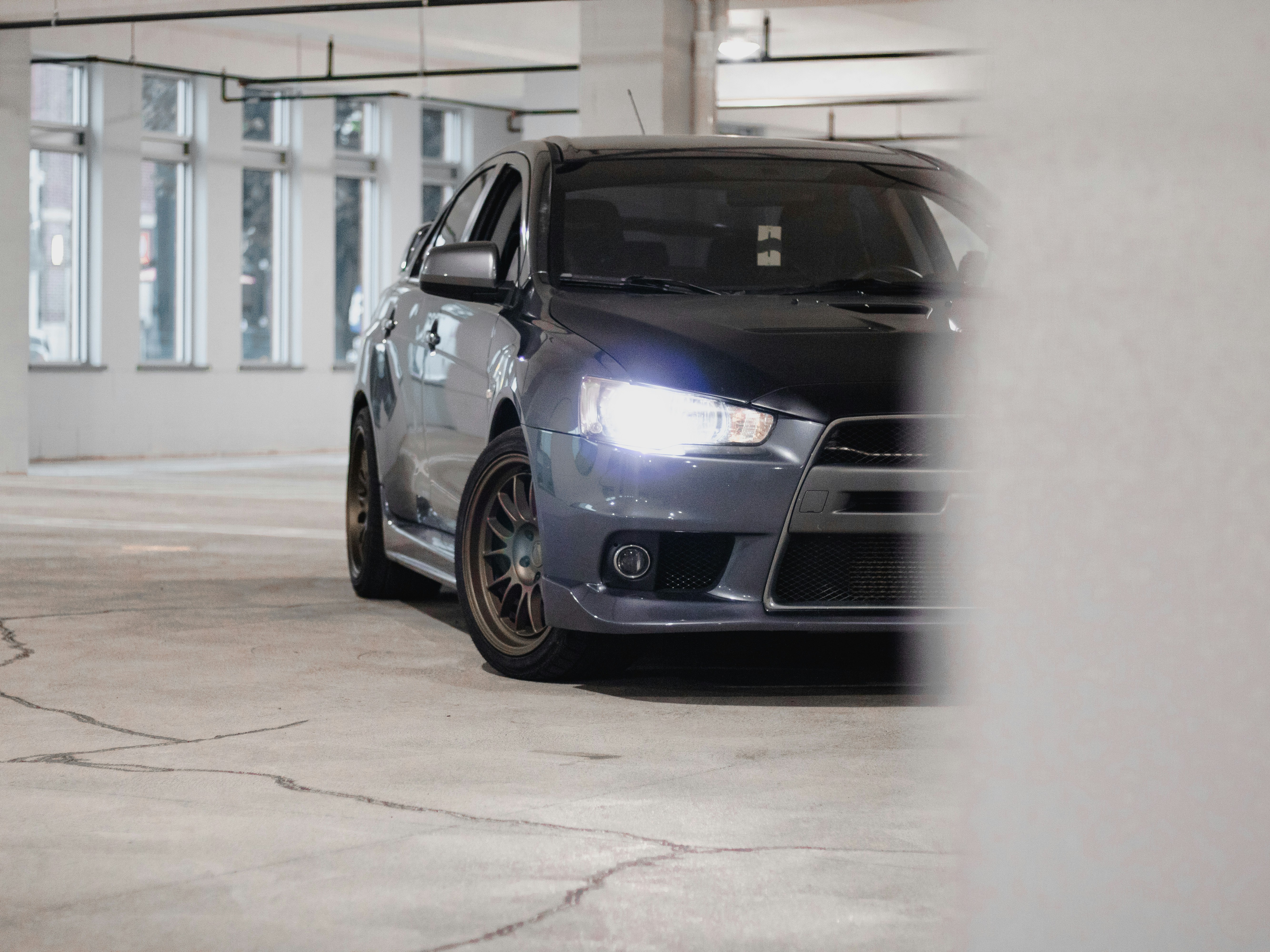 Foto Mitsubishi Lancer gris con el faro encendido – Imagen Gris gratis ...