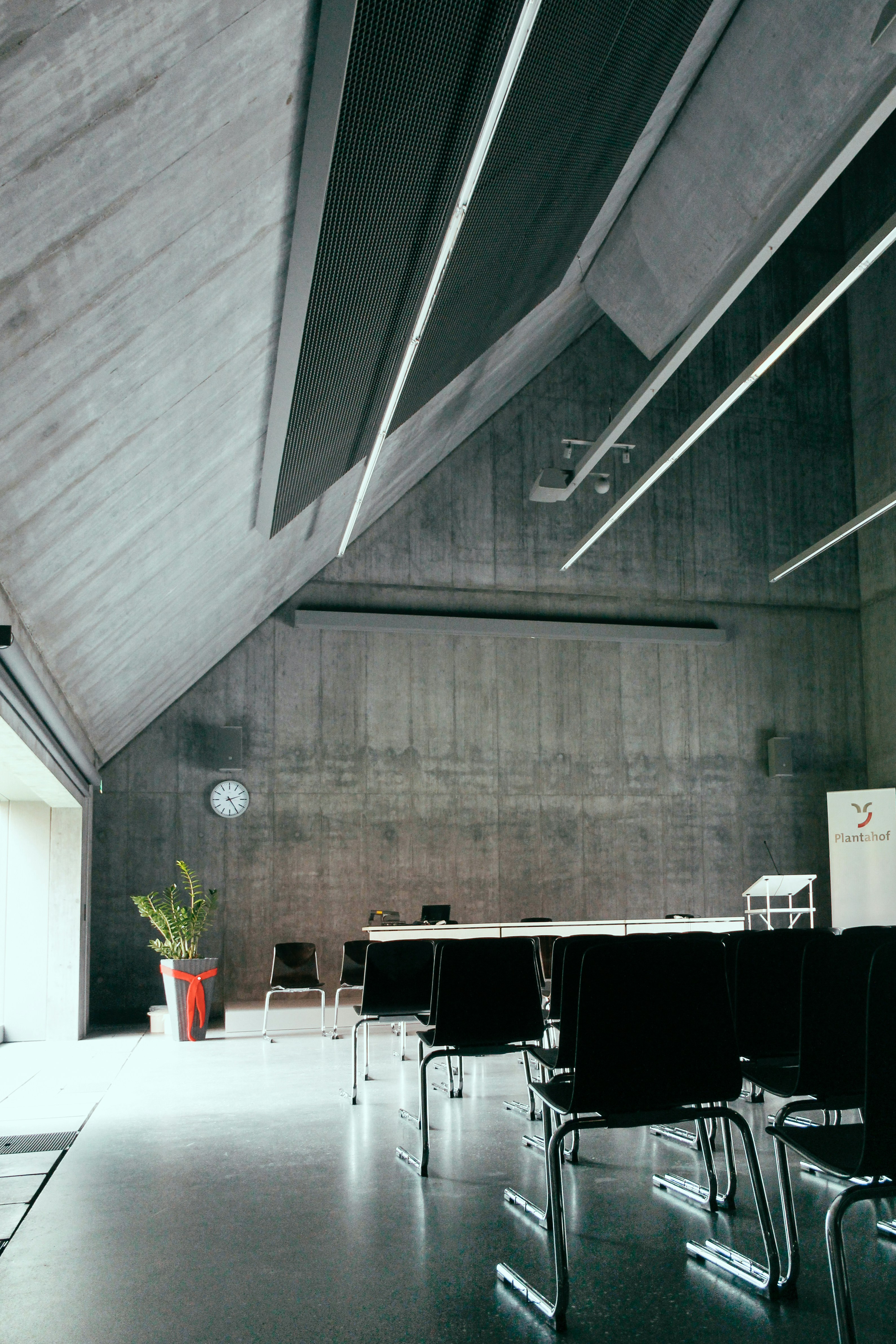 Concrete Geometry Under Angled Ceilings: An Empty Lecture Hall
