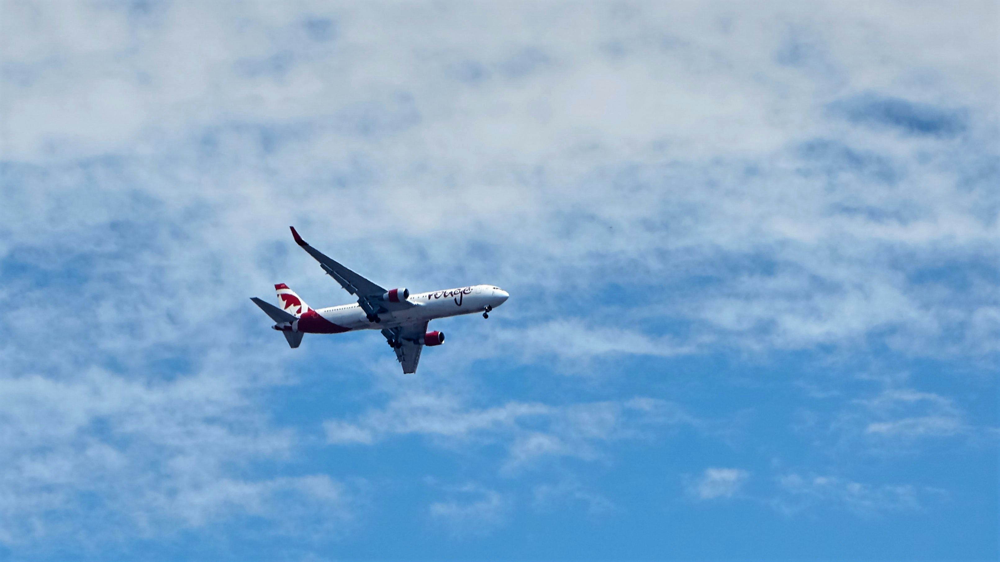Airliner in flight photo – Free Blue Image on Unsplash