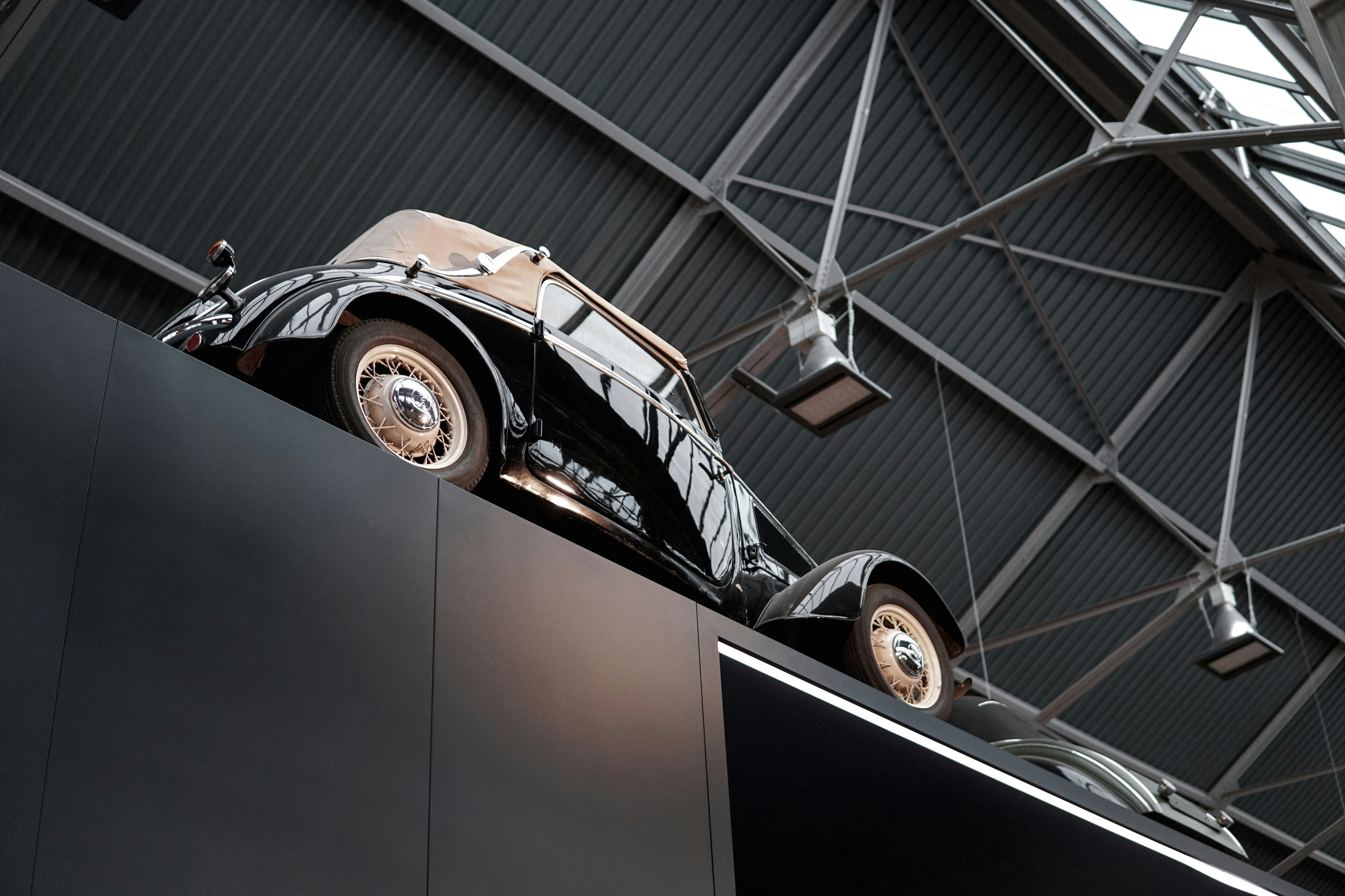 Foto Foto de ángulo bajo del vehículo – Imagen Gris gratis en Unsplash