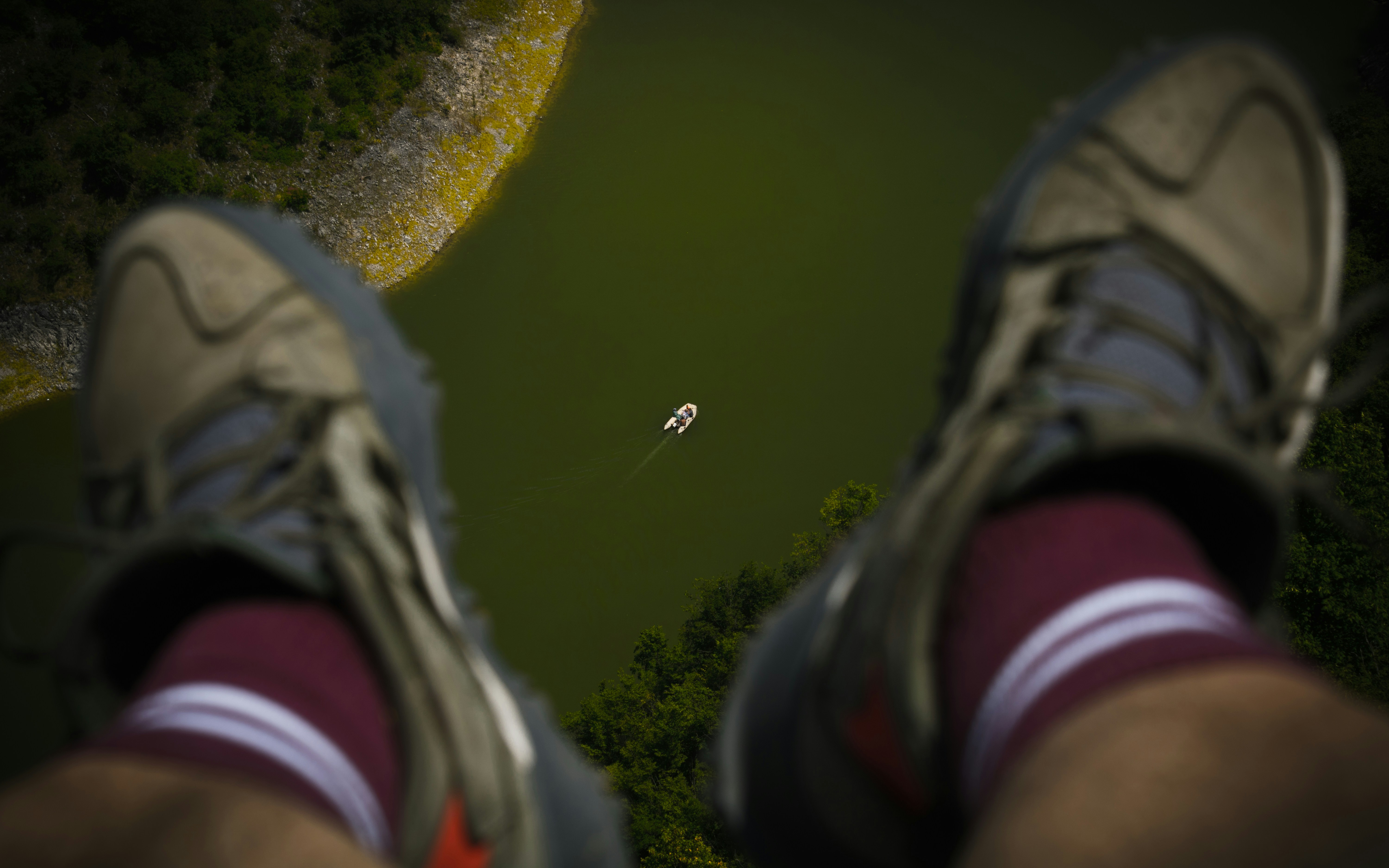 Midair Gaze: A Daring Descent Seen from a Ballooning Perspective