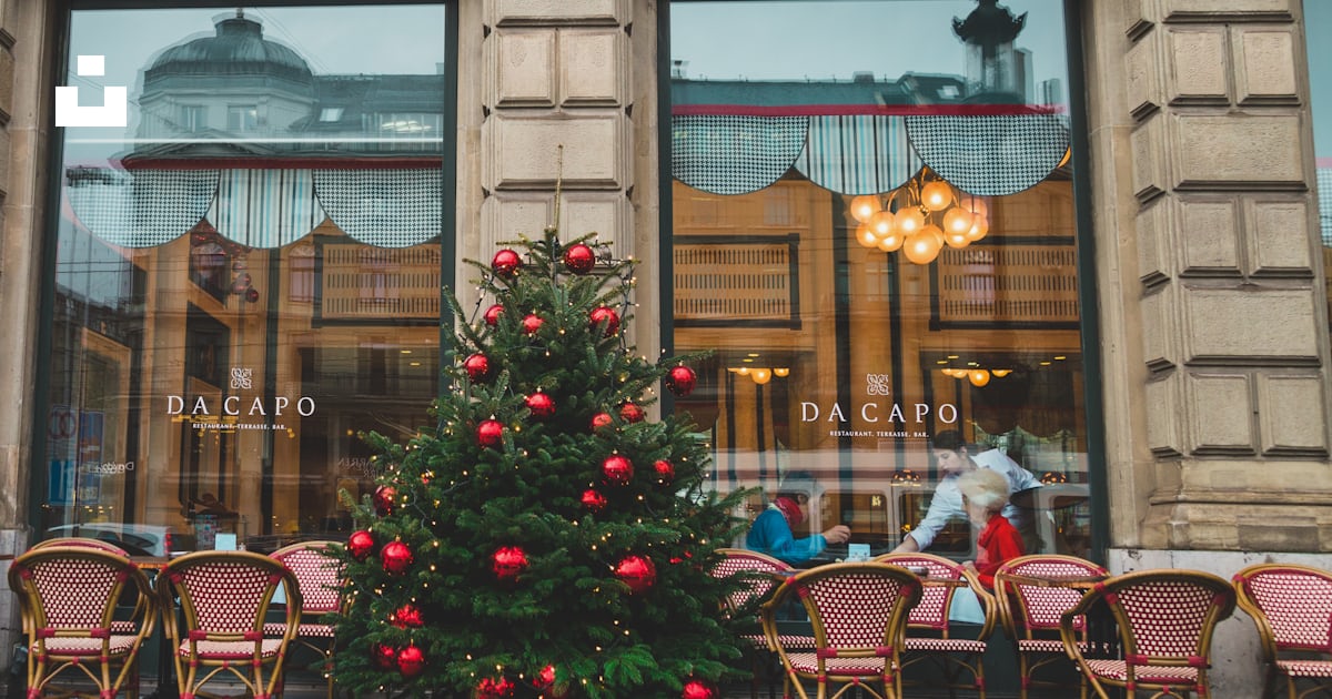 赤いクリスマスのつまらないものと緑のクリスマスツリーの写真 Unsplashのチューリッヒの無料画像