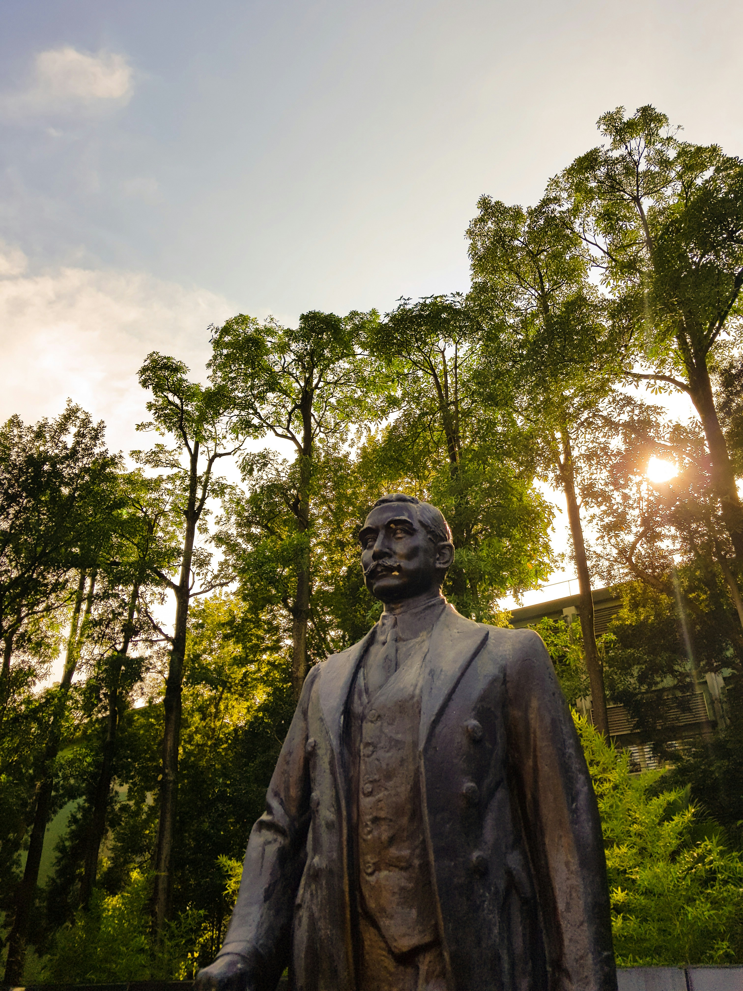 Concrete man statue photo – Free Taiwan Image on Unsplash