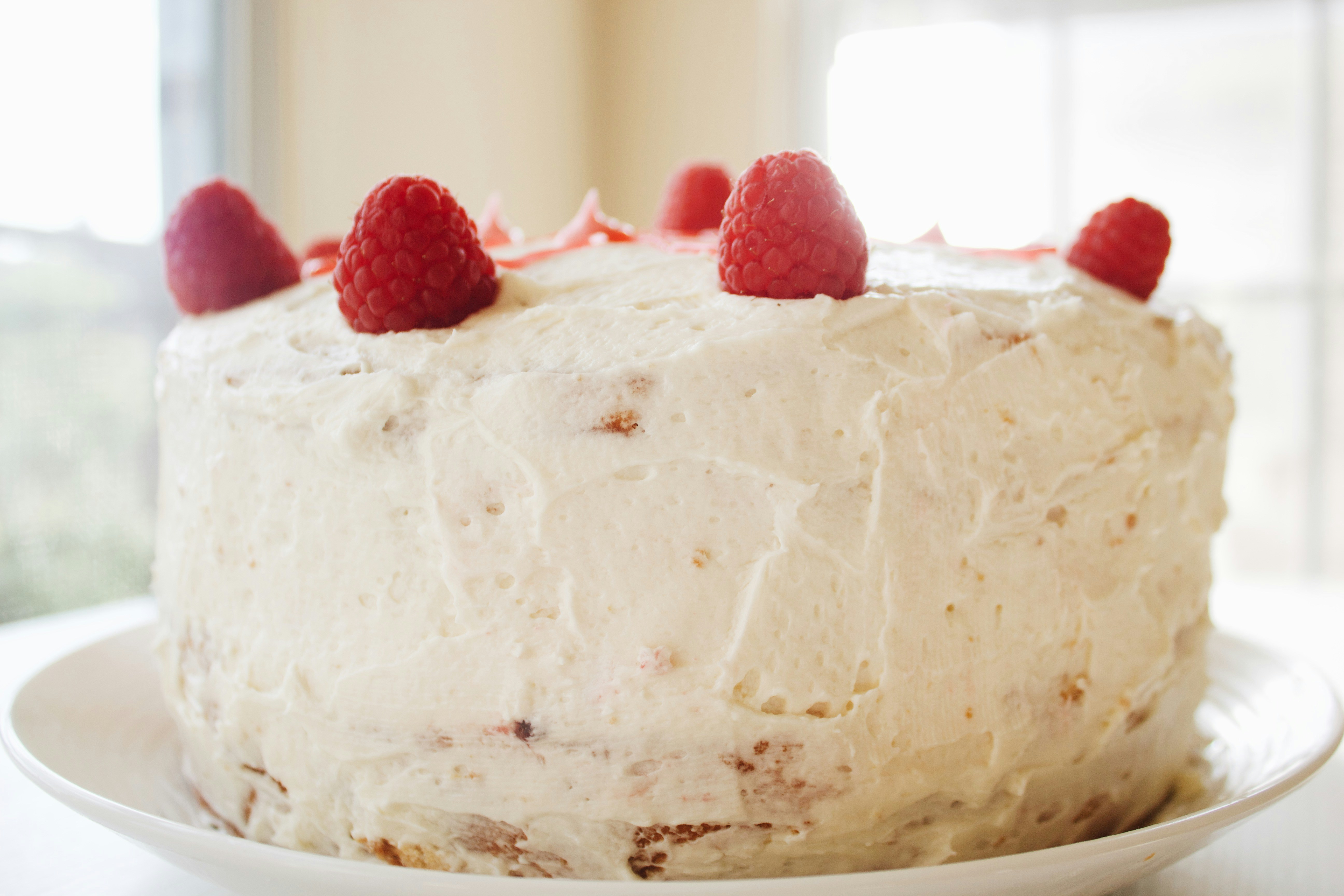 Round white icing covered cake with raspberries photo – Free Food Image ...