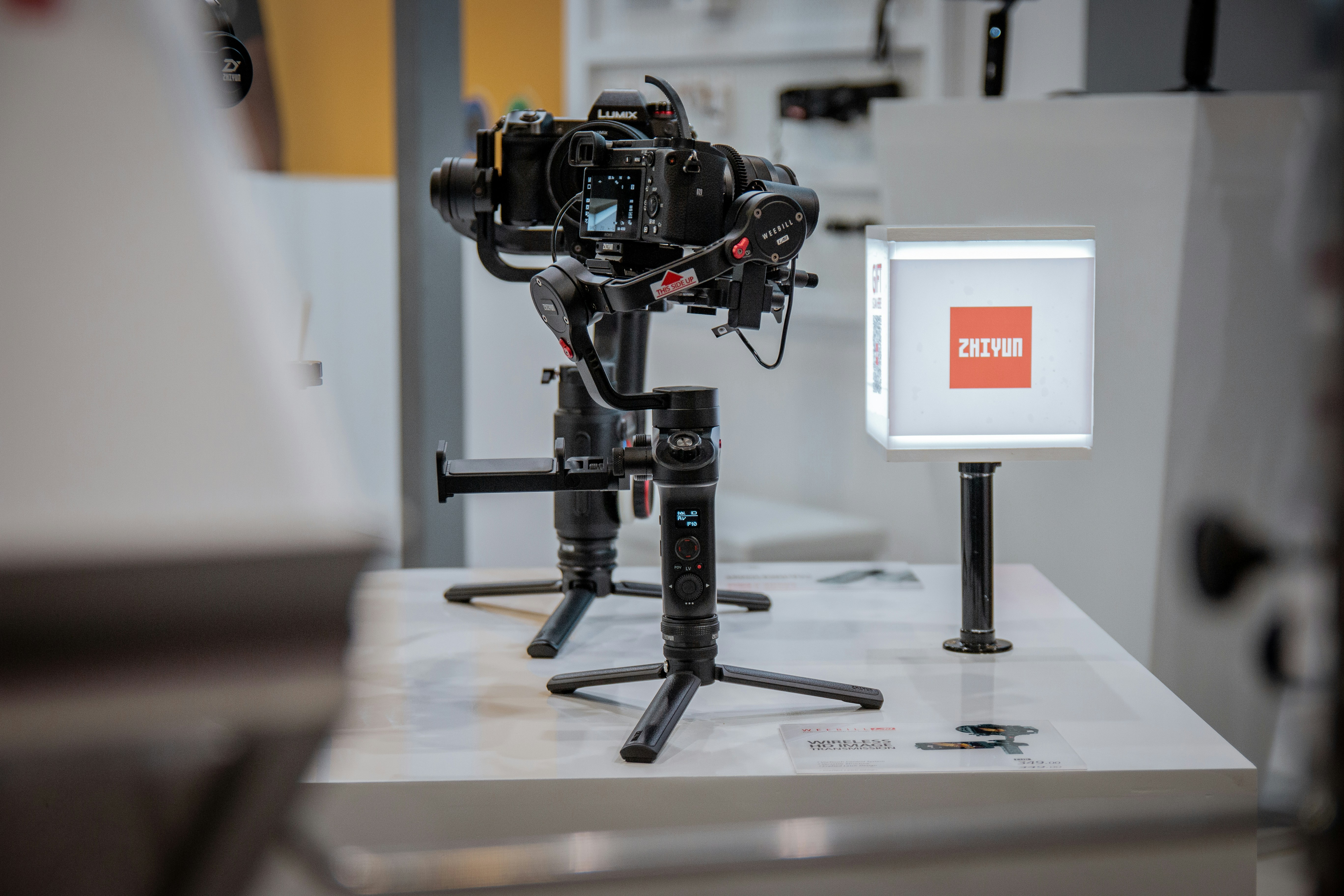 Black robot RC toy on desk photo – Free Berlin Image on Unsplash