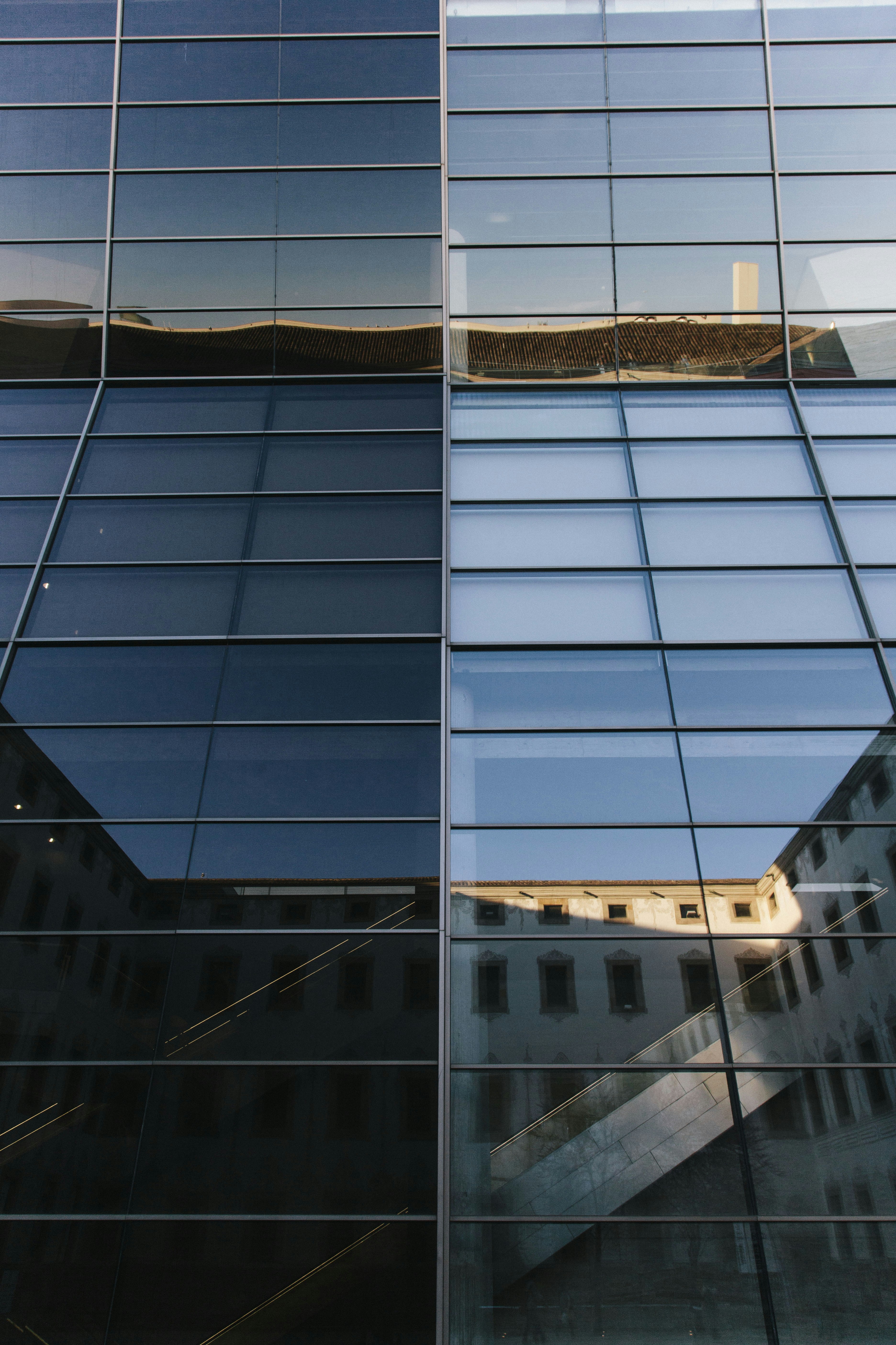 Le reflet d’un bâtiment dans les fenêtres d’un autre bâtiment photo ...