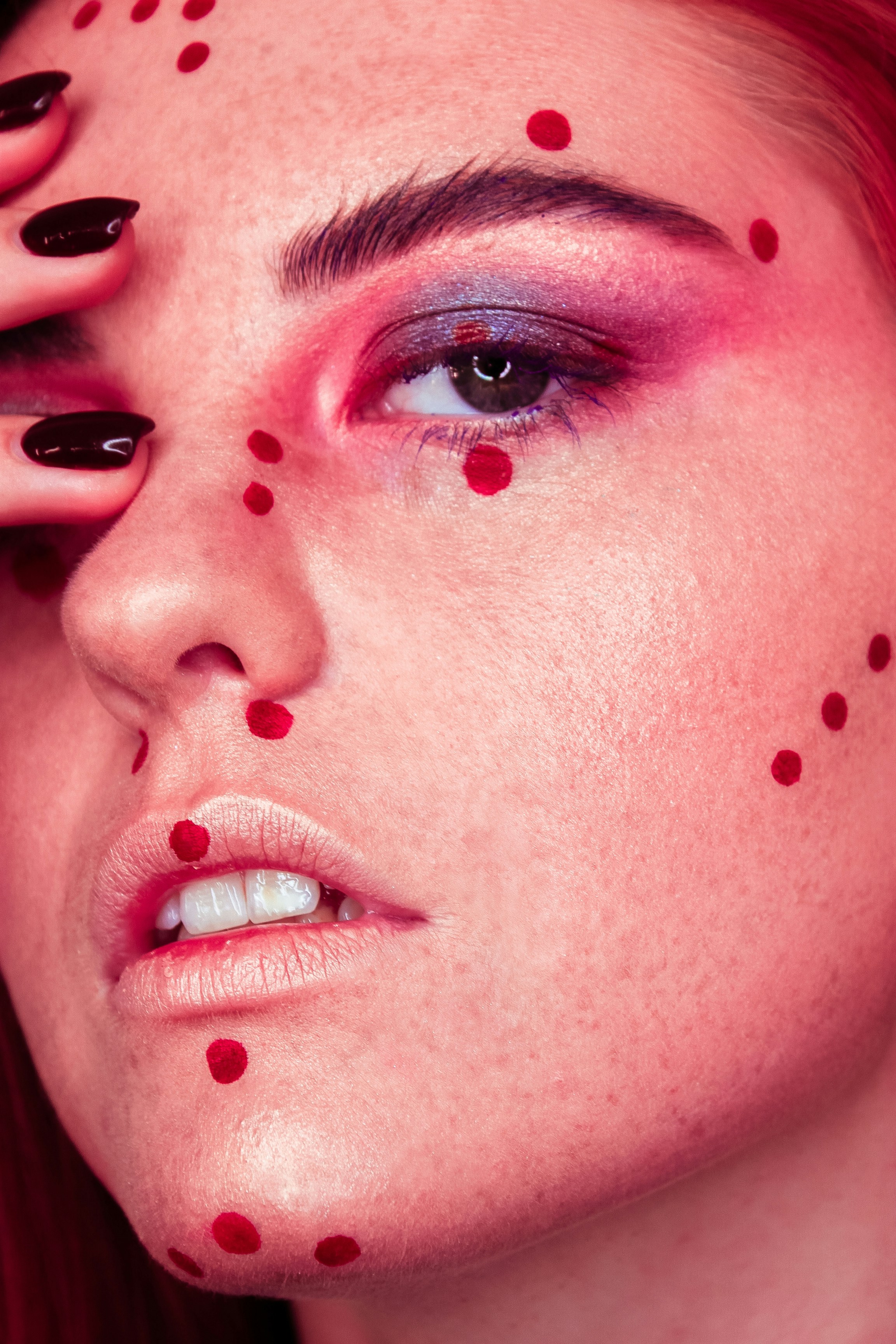 Visage de femme avec des points rouges photo – Photo Brun Gratuite sur ...
