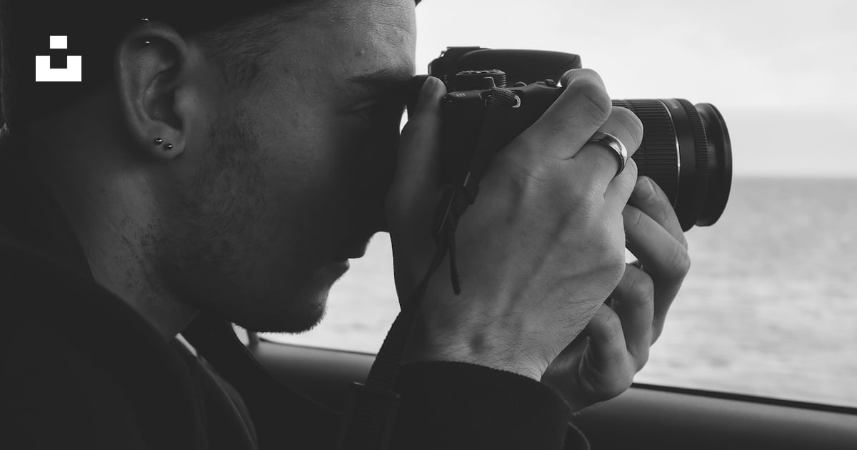Dslr 카메라를 들고 있는 남자의 그레이스케일 사진 사진 Unsplash의 무료 회색 이미지