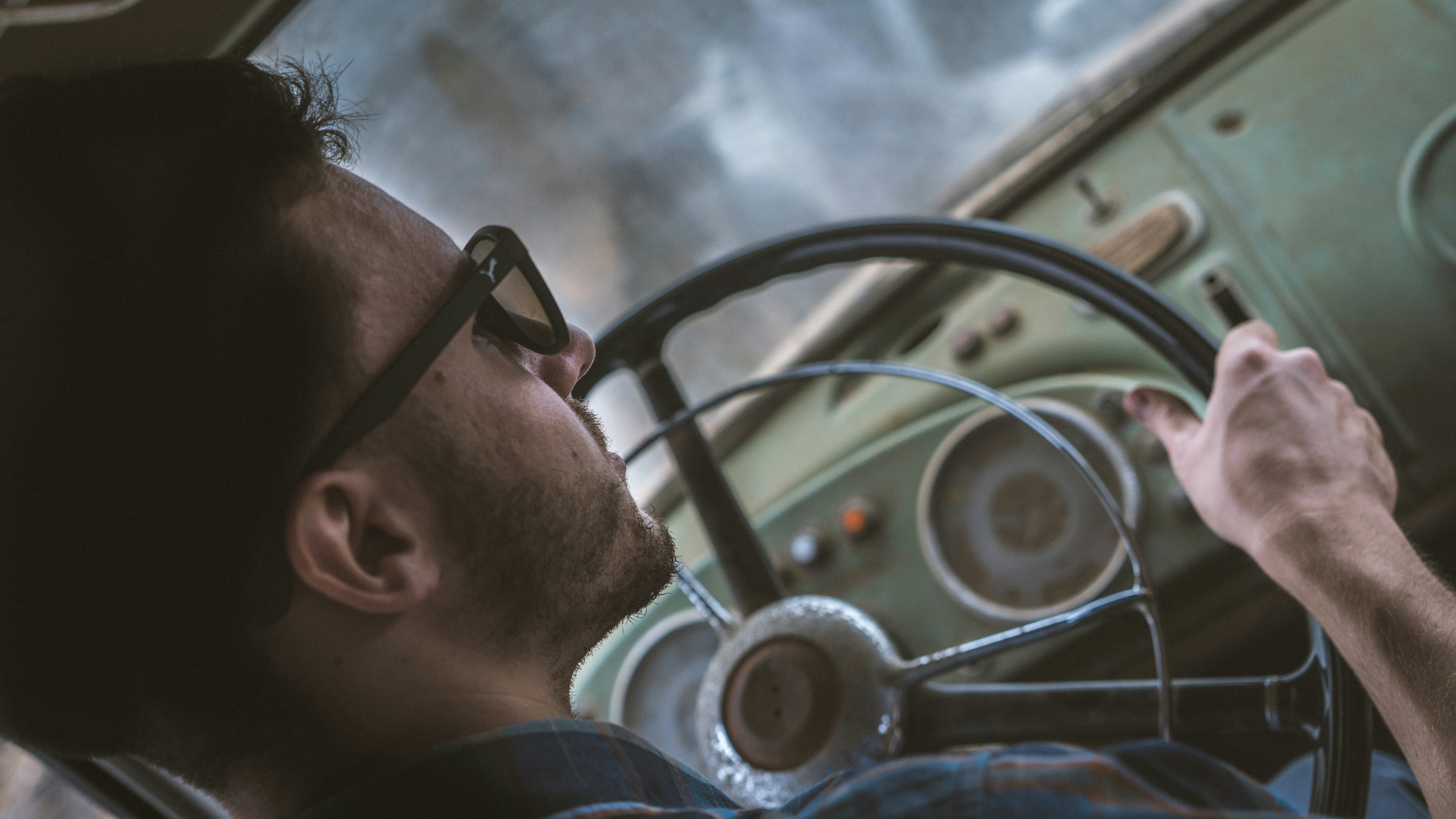 Person holding steering wheel photo – Free Portrait Image on Unsplash