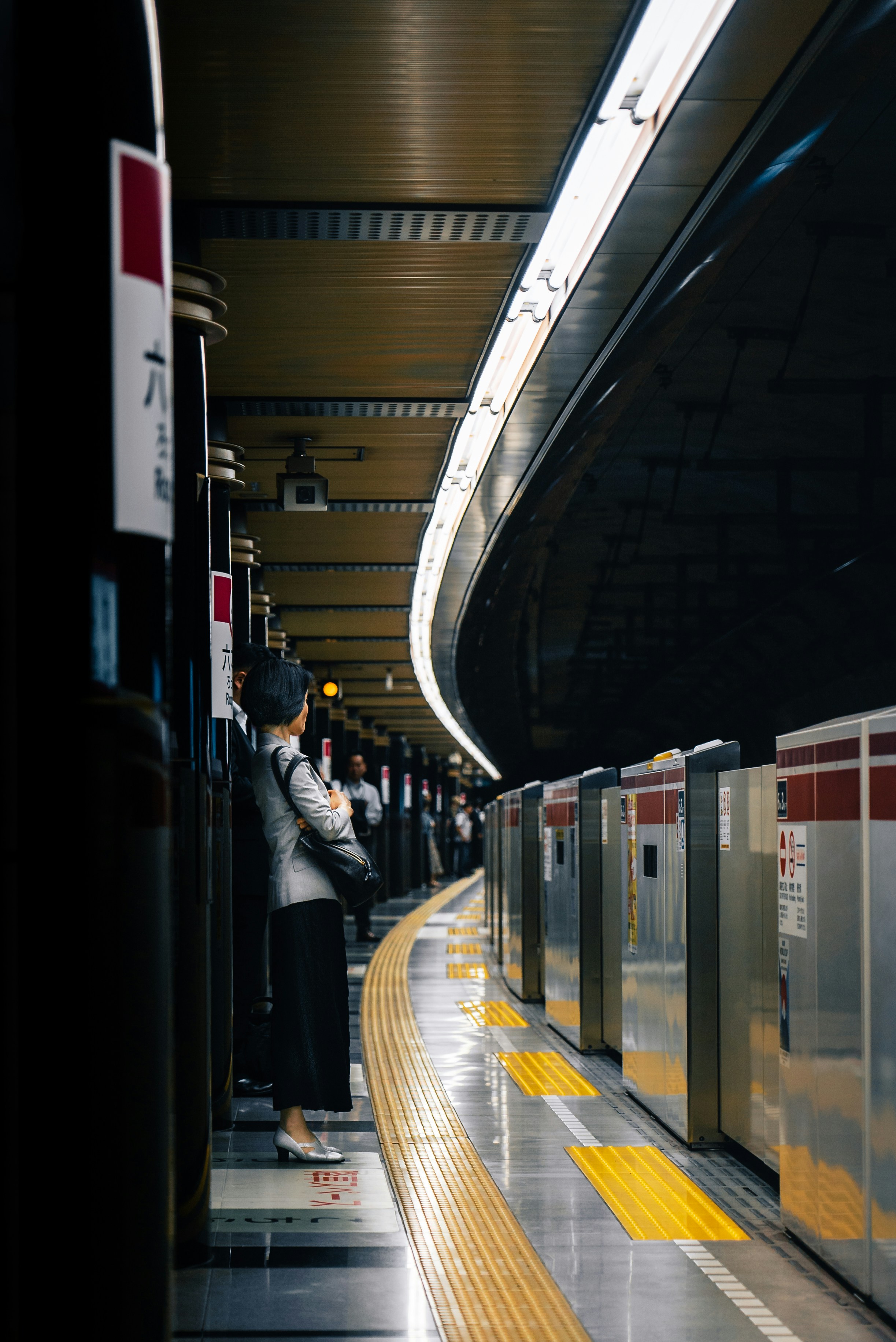 People standing inside train station photo – Free Train Image on Unsplash