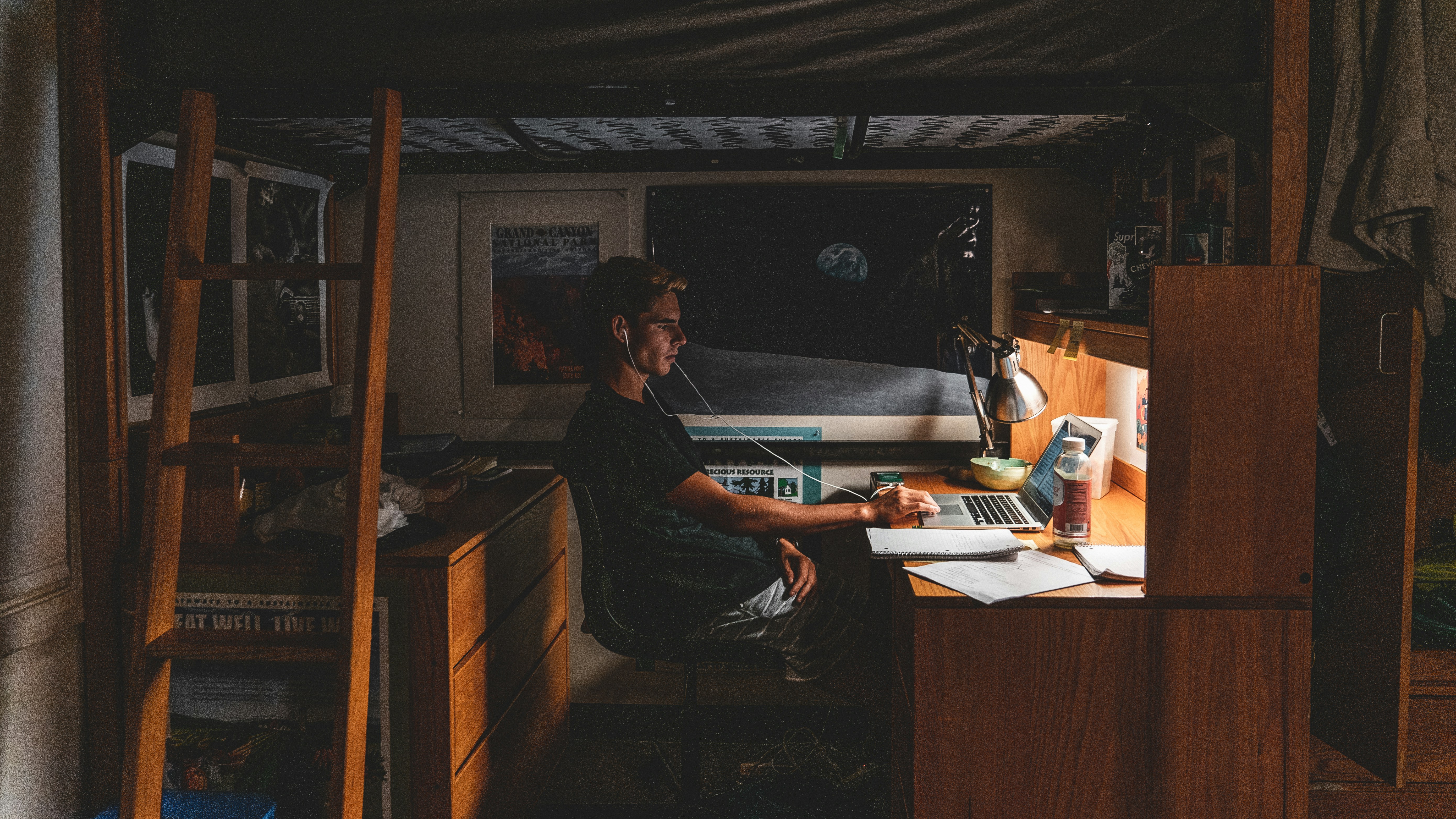 Man using computer under bed photo – Free Person Image on Unsplash