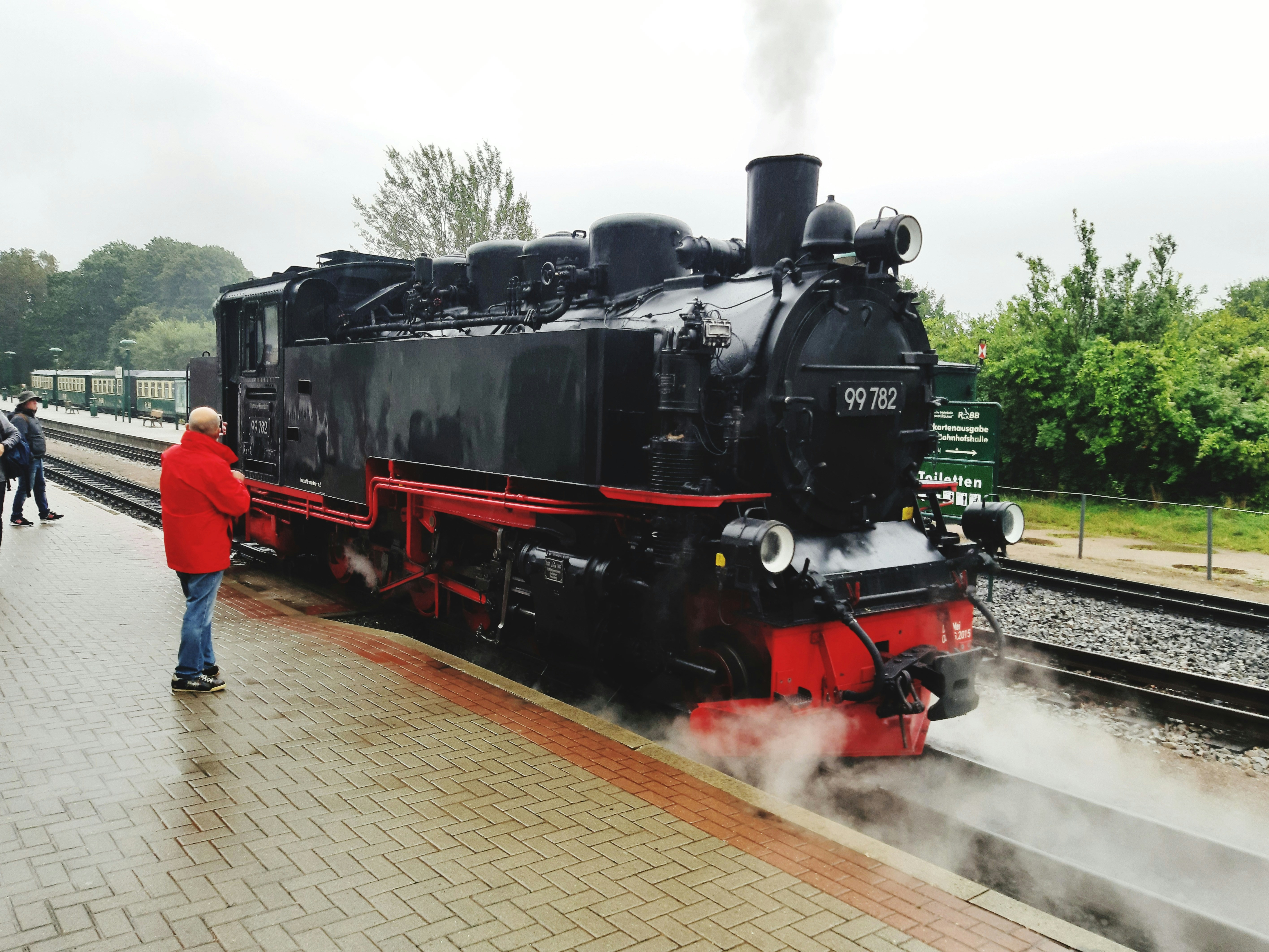 Black and red train photo – Free Vintage Image on Unsplash