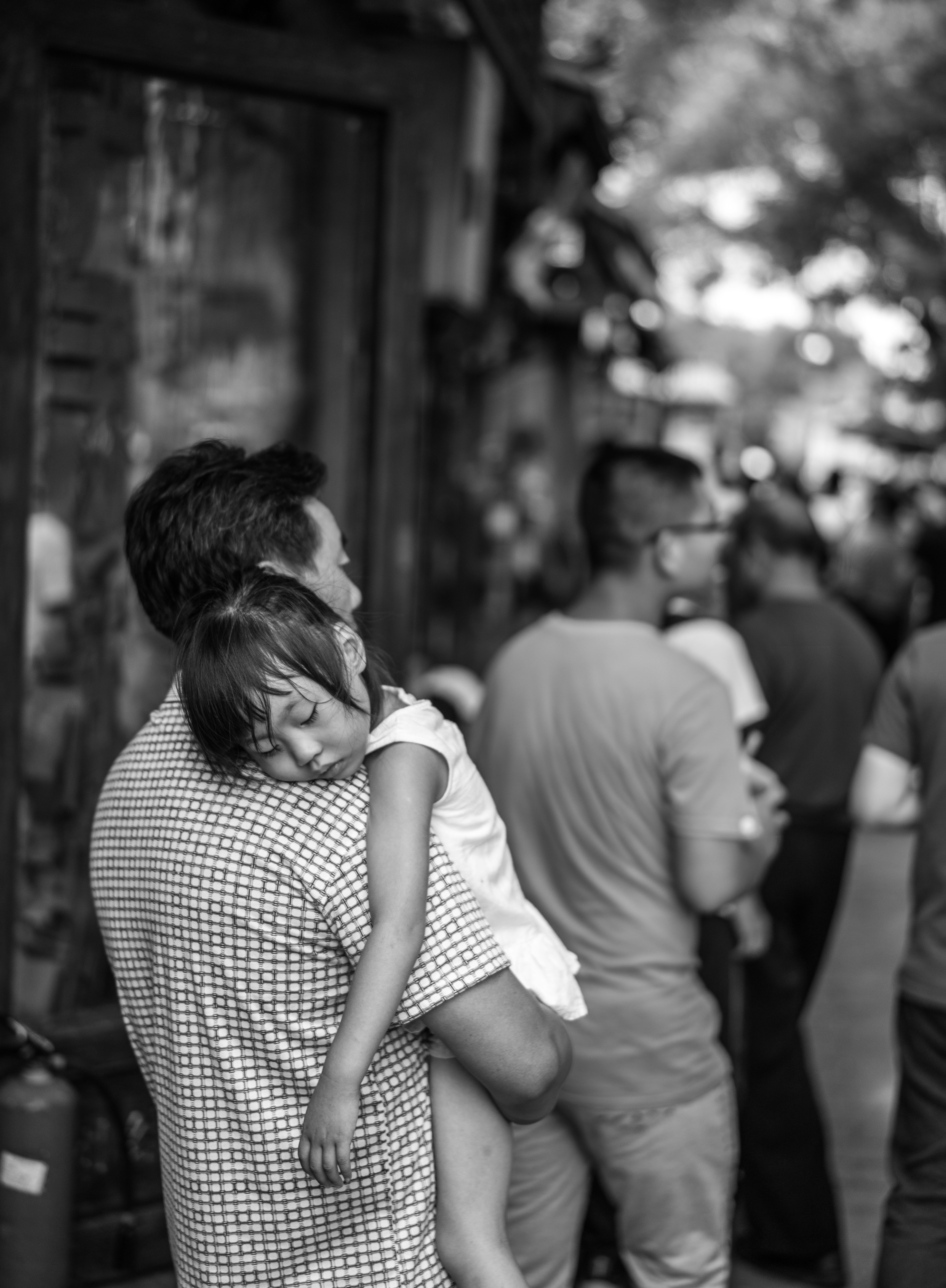 Foto Hombre cargando bebé – Imagen 北京市中国 gratis en Unsplash