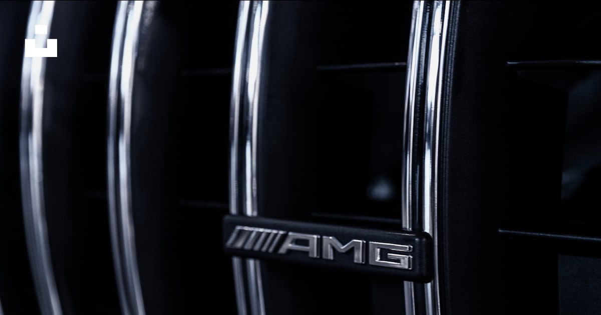 블랙 Amg 자동차 엠블럼 사진 Unsplash의 무료 회색 이미지