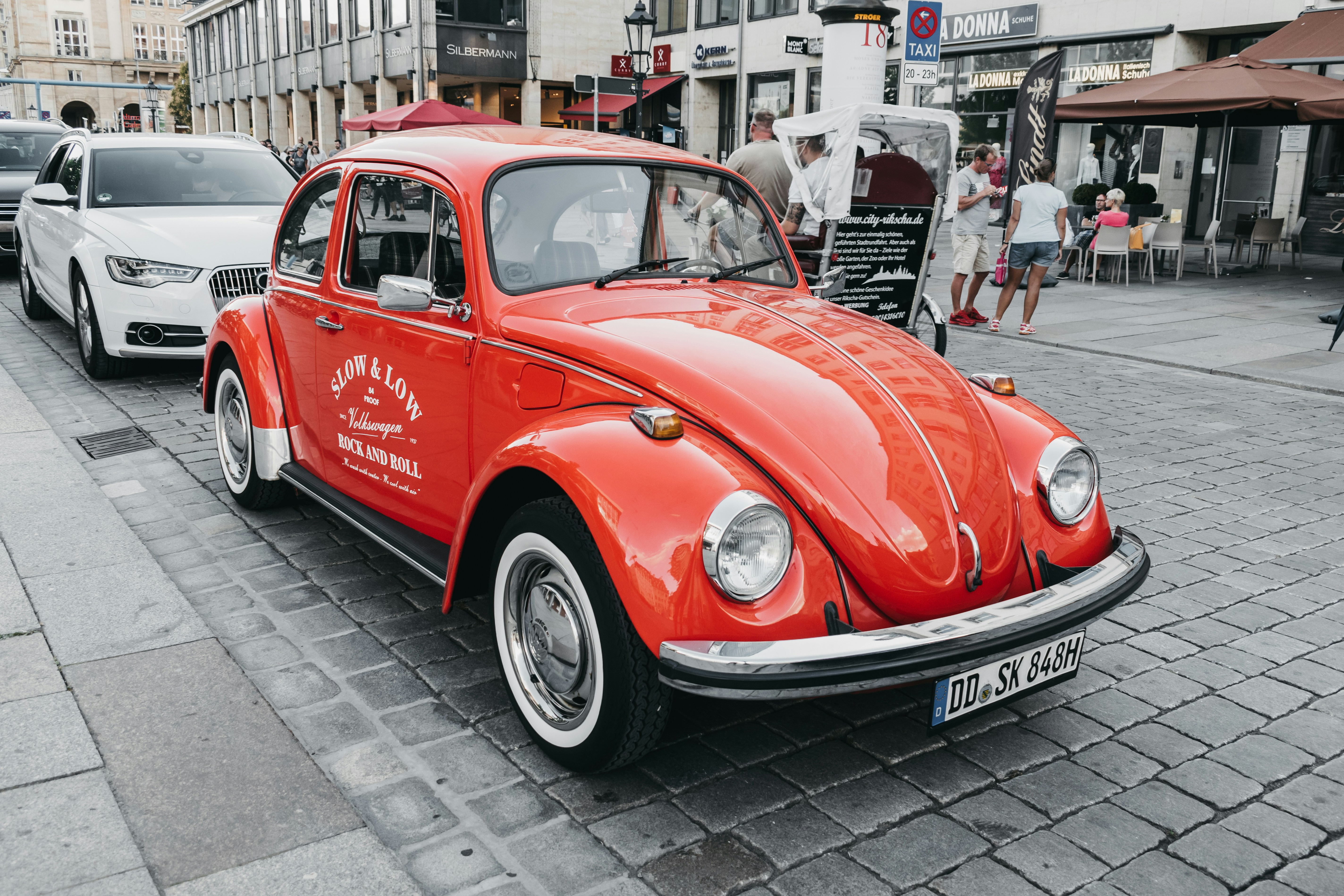 Foto Volkswagen Beetle rojo en la carretera durante el día – Imagen ...