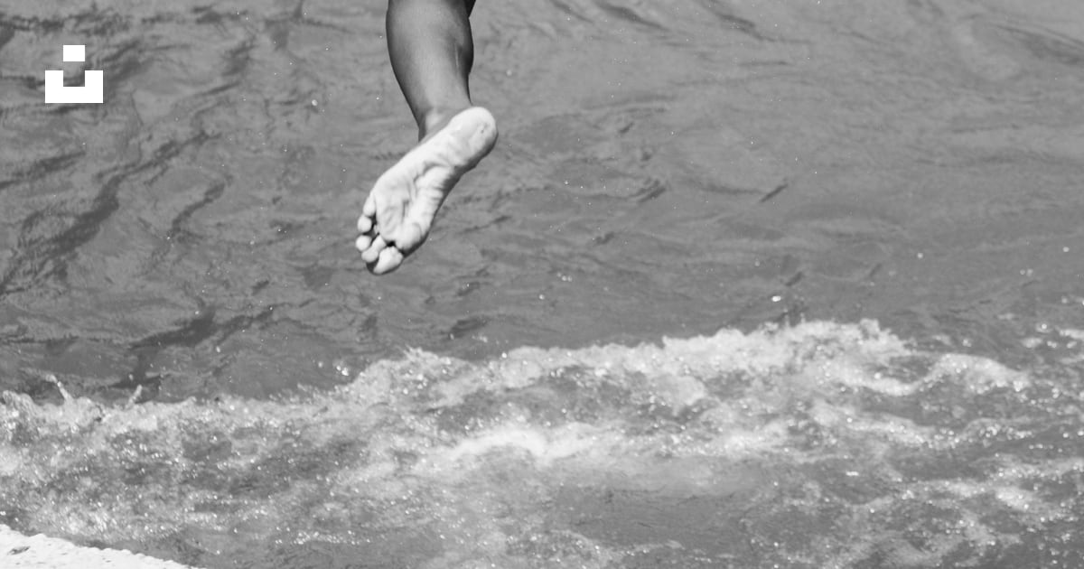 Foto Zum Thema Oben Ohne Mann Springt Aufs Wasser Kostenloses Bild Zu