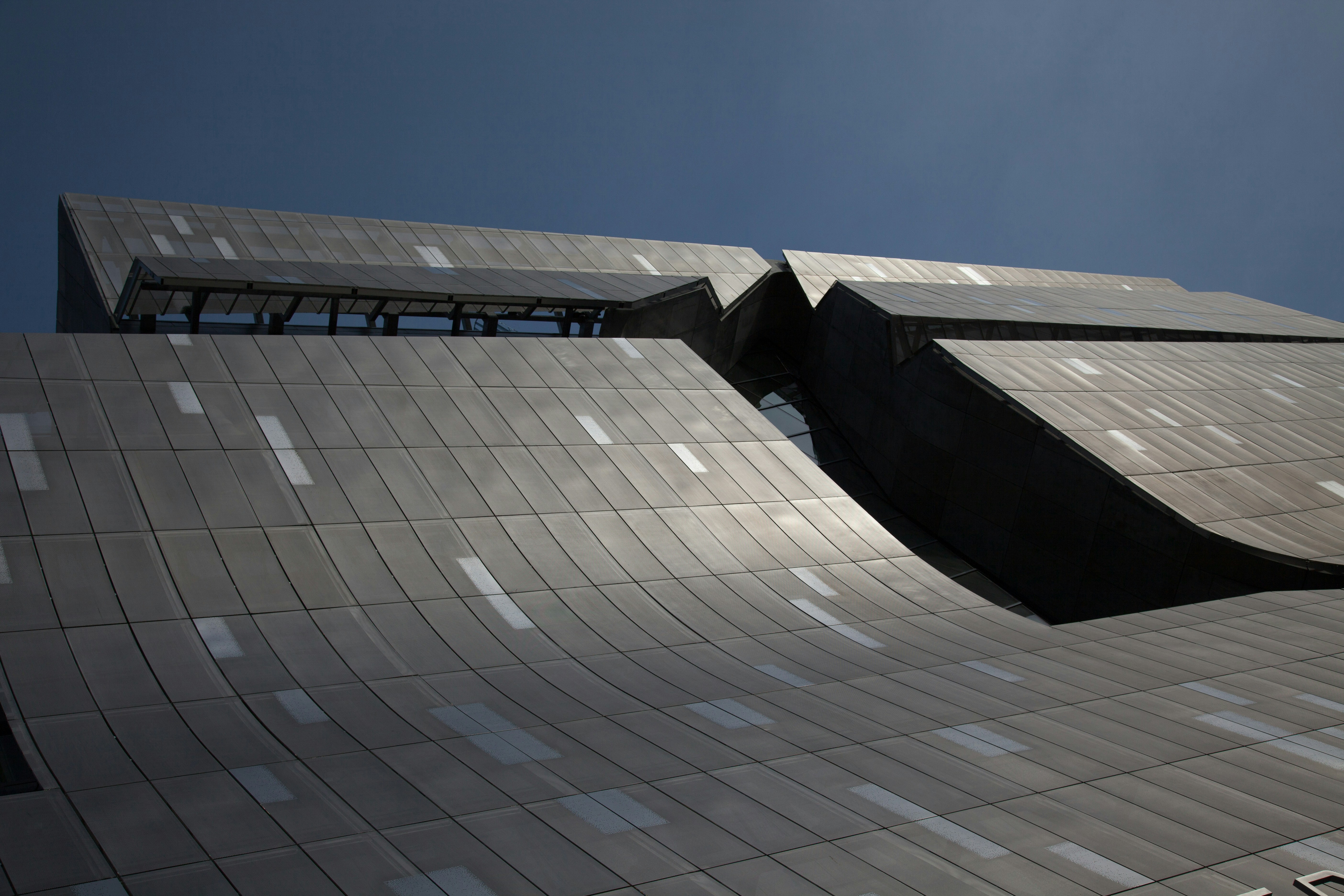 Bâtiment en béton gris photo – Photo Gris Gratuite sur Unsplash
