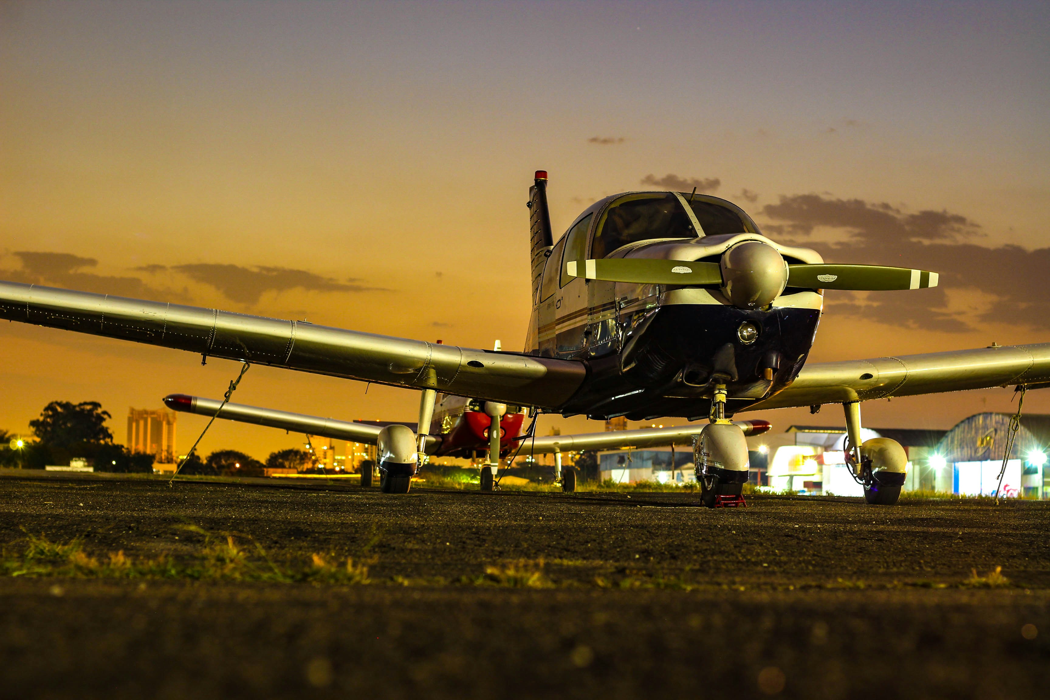 Gray airliner photo – Free Airport Image on Unsplash