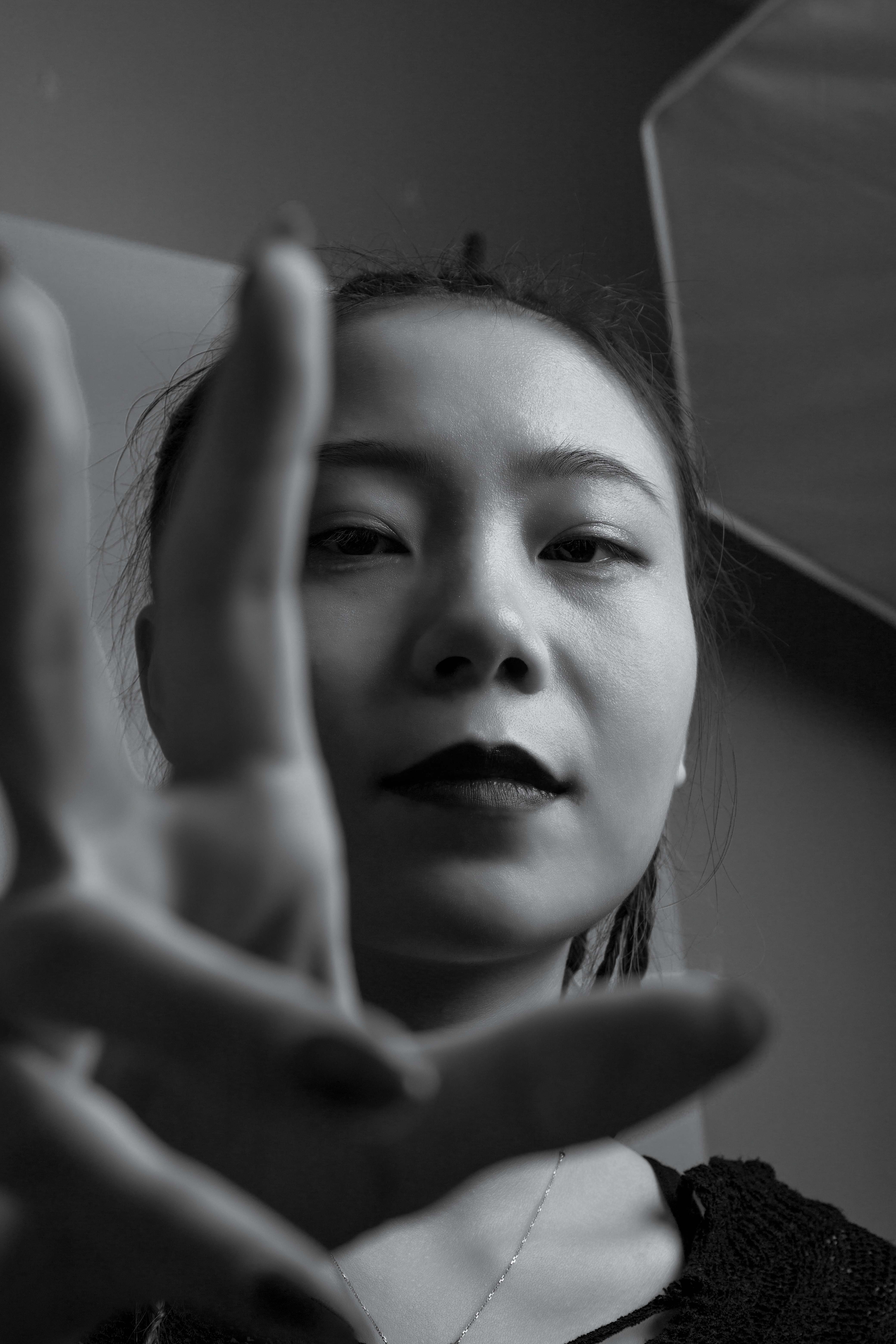 Graustufenfotografie einer Frau, die Fingerzeichen macht Foto ...