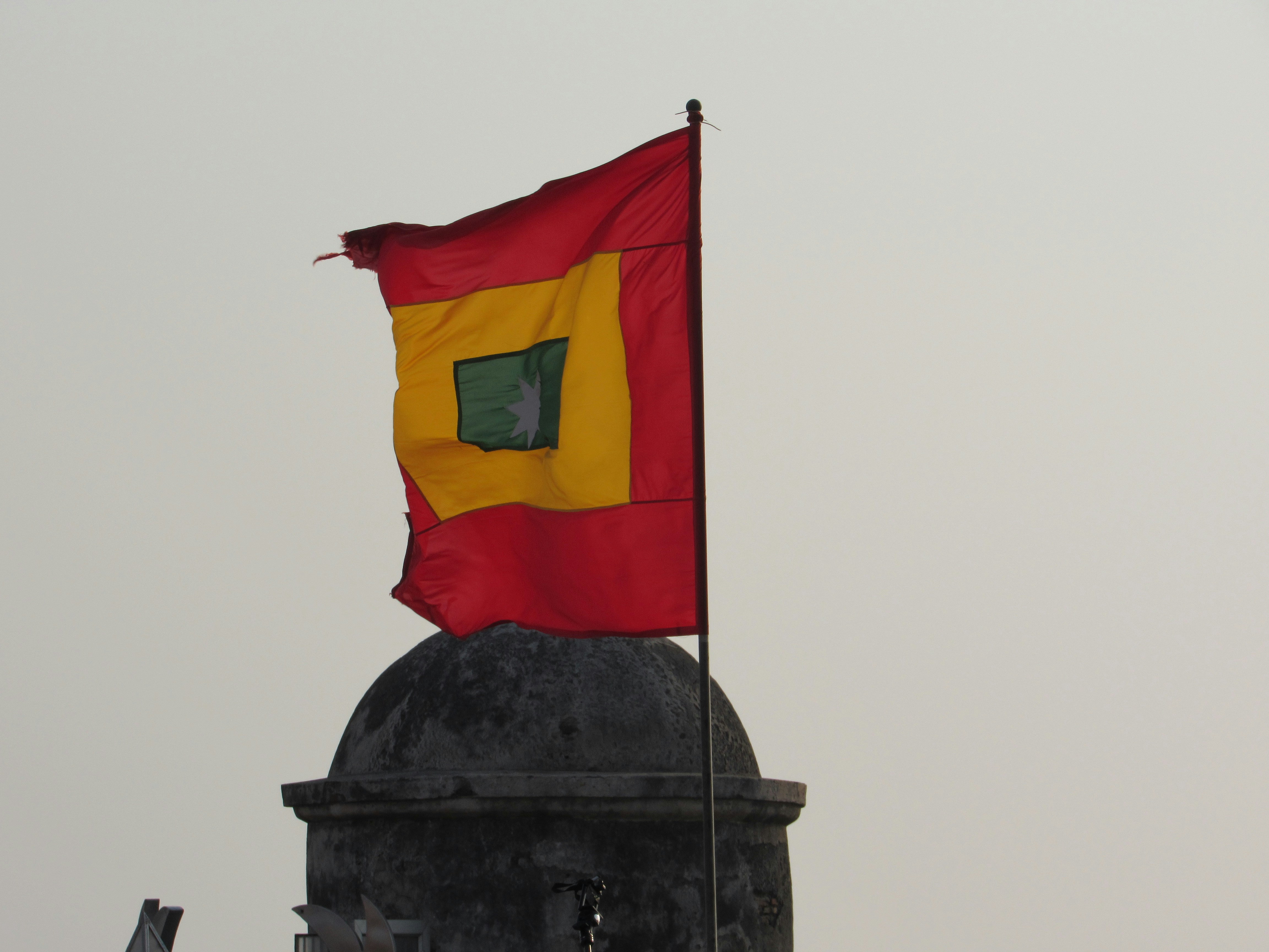 Drapeau rouge et jaune photo – Photo Drapeau Gratuite sur Unsplash