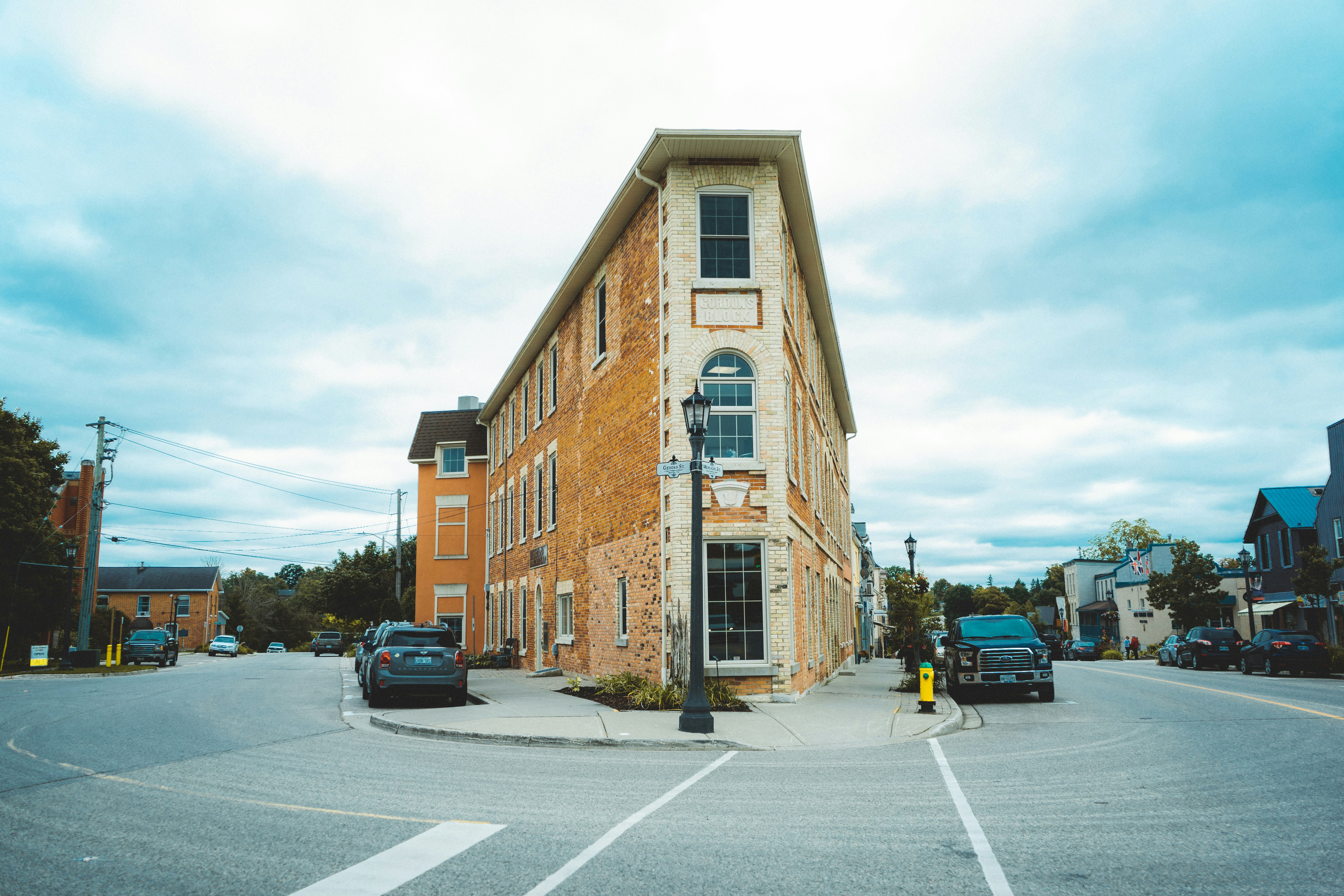 Brown concrete building near road photo – Free Building Image on Unsplash