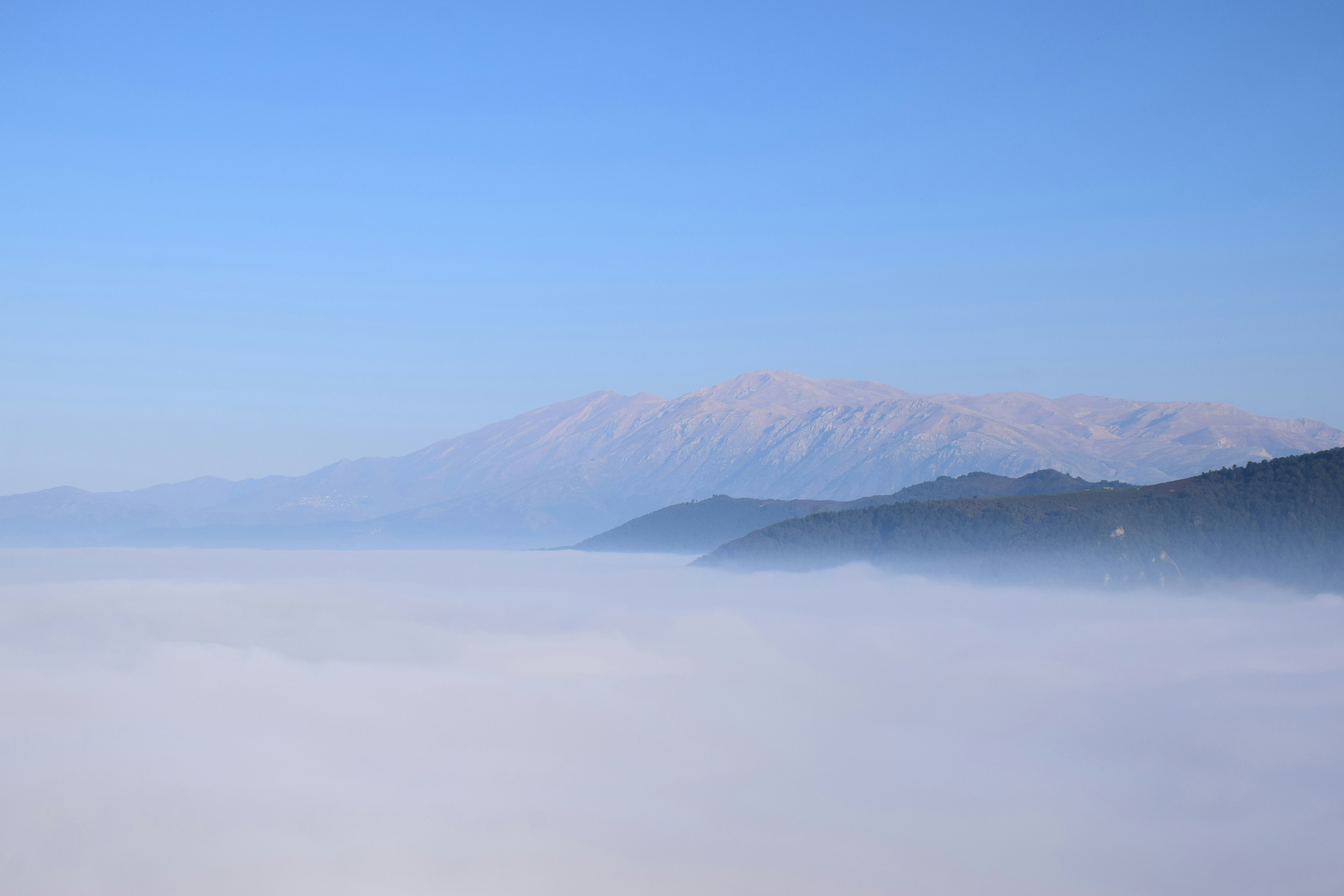 Mist-Lined Crest: Snow Ridge Above a Sea of Fog