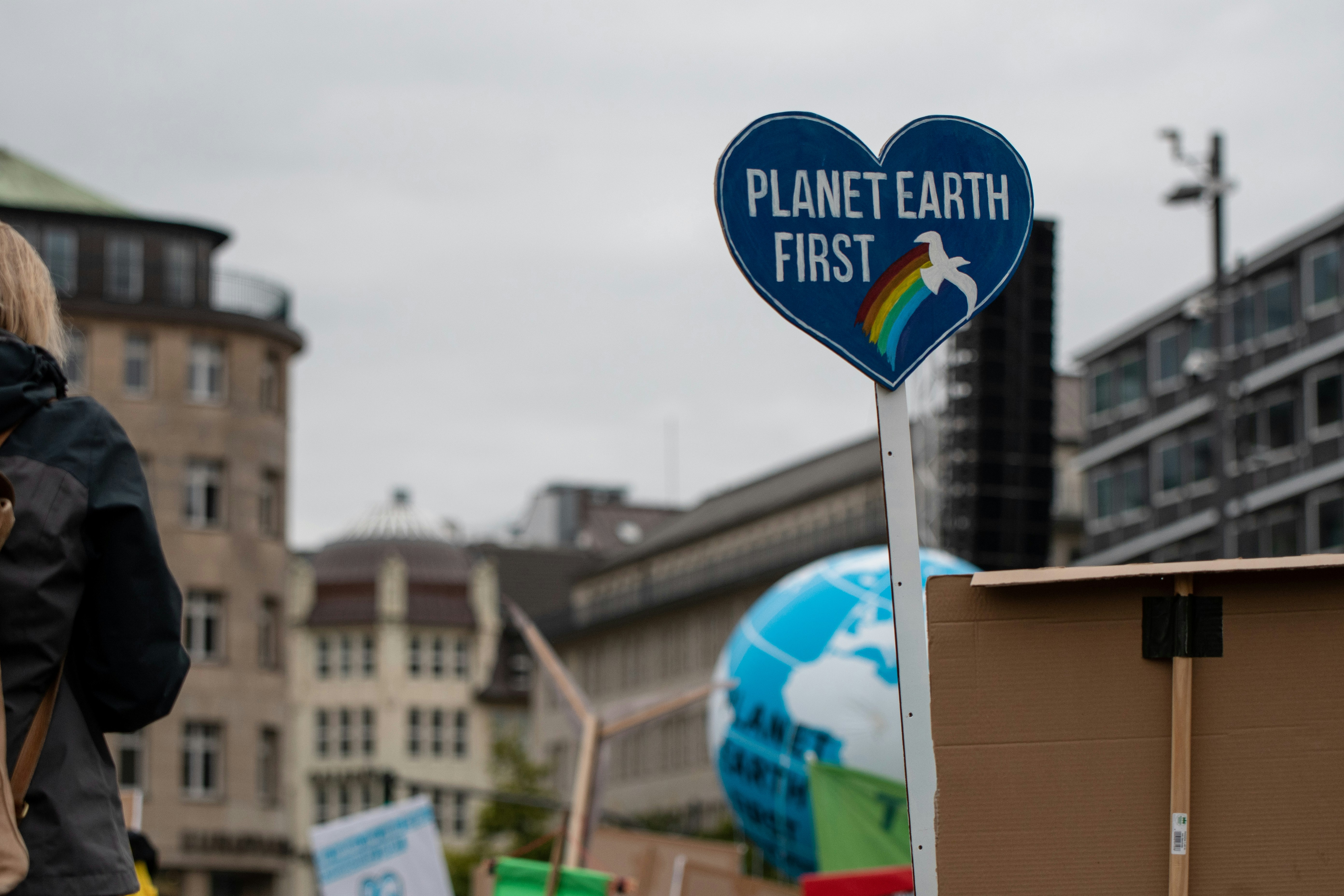 Foto Señalización de Planet Earth First – Imagen Semanaparael futuro ...