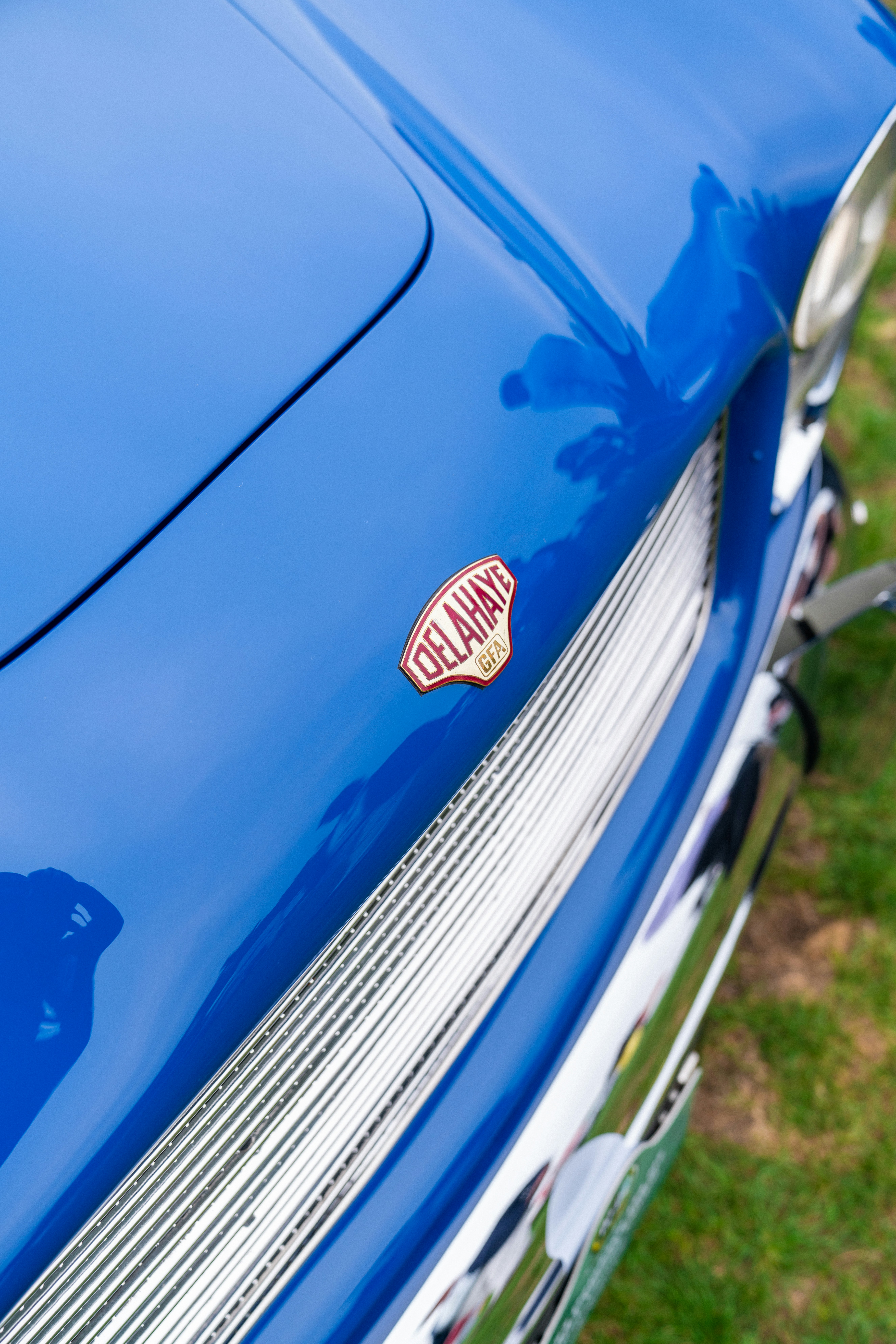 Azure Heritage: The Emblem on a Gleaming Classic Hood