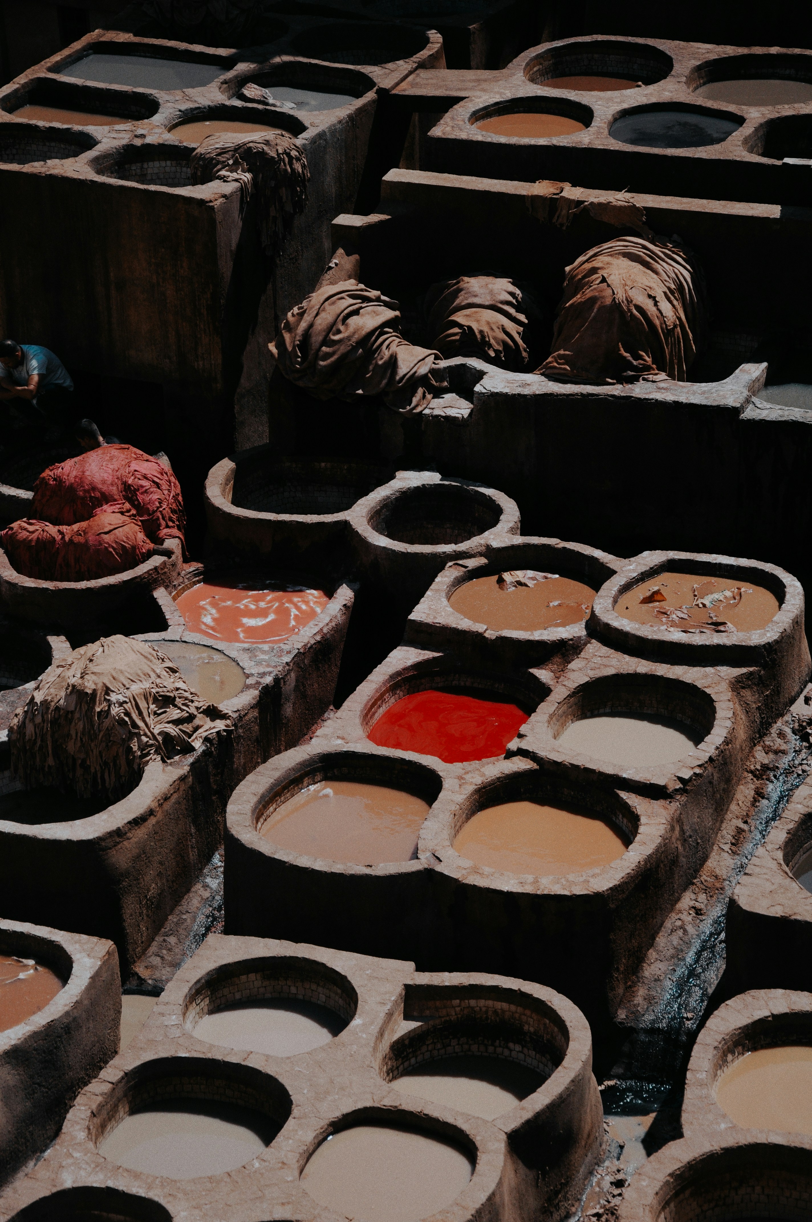 A bunch of pots that are sitting on the ground photo – Free Fes Image ...