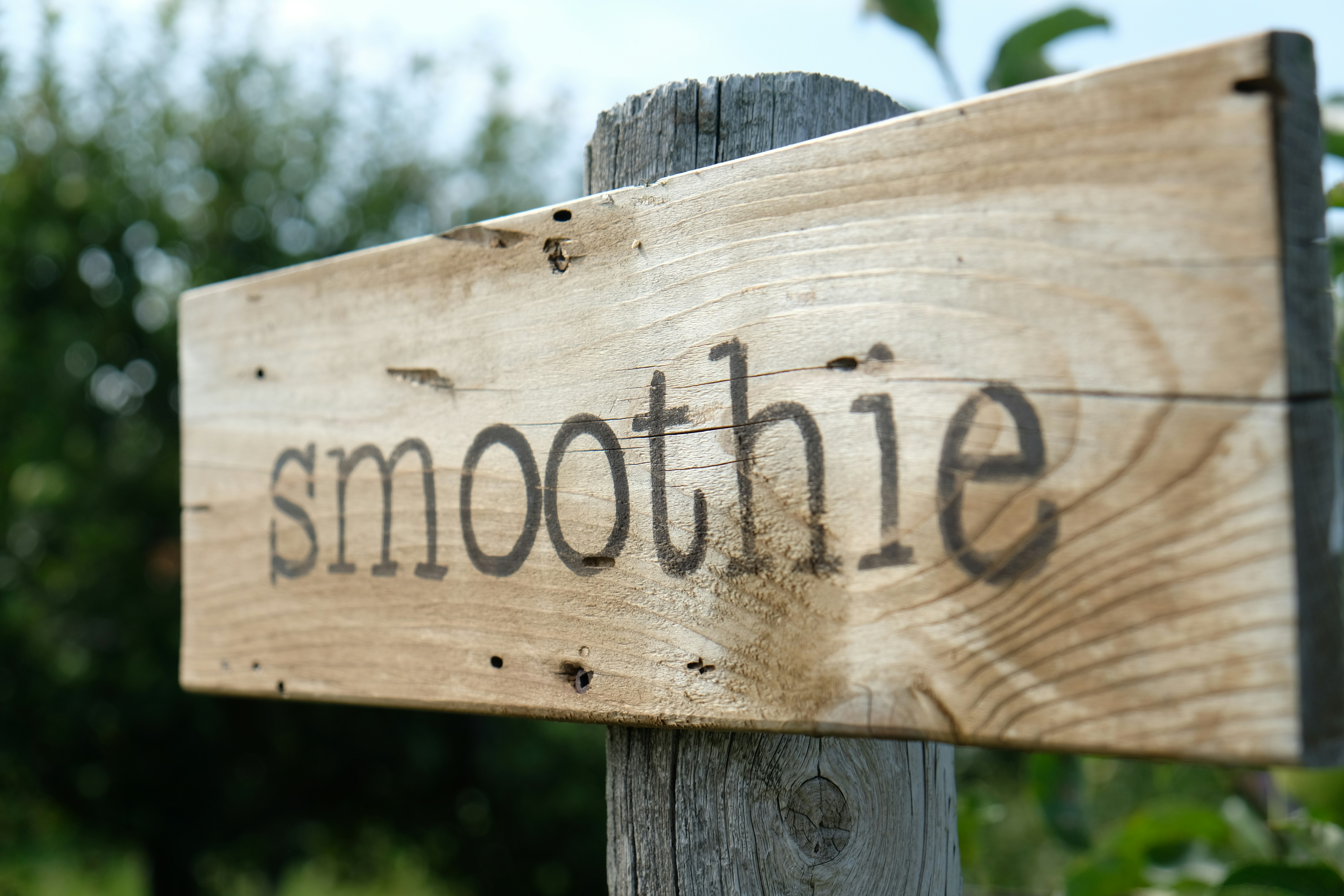 Smoothie signage during daytime photo photo – Free Grey Image on Unsplash