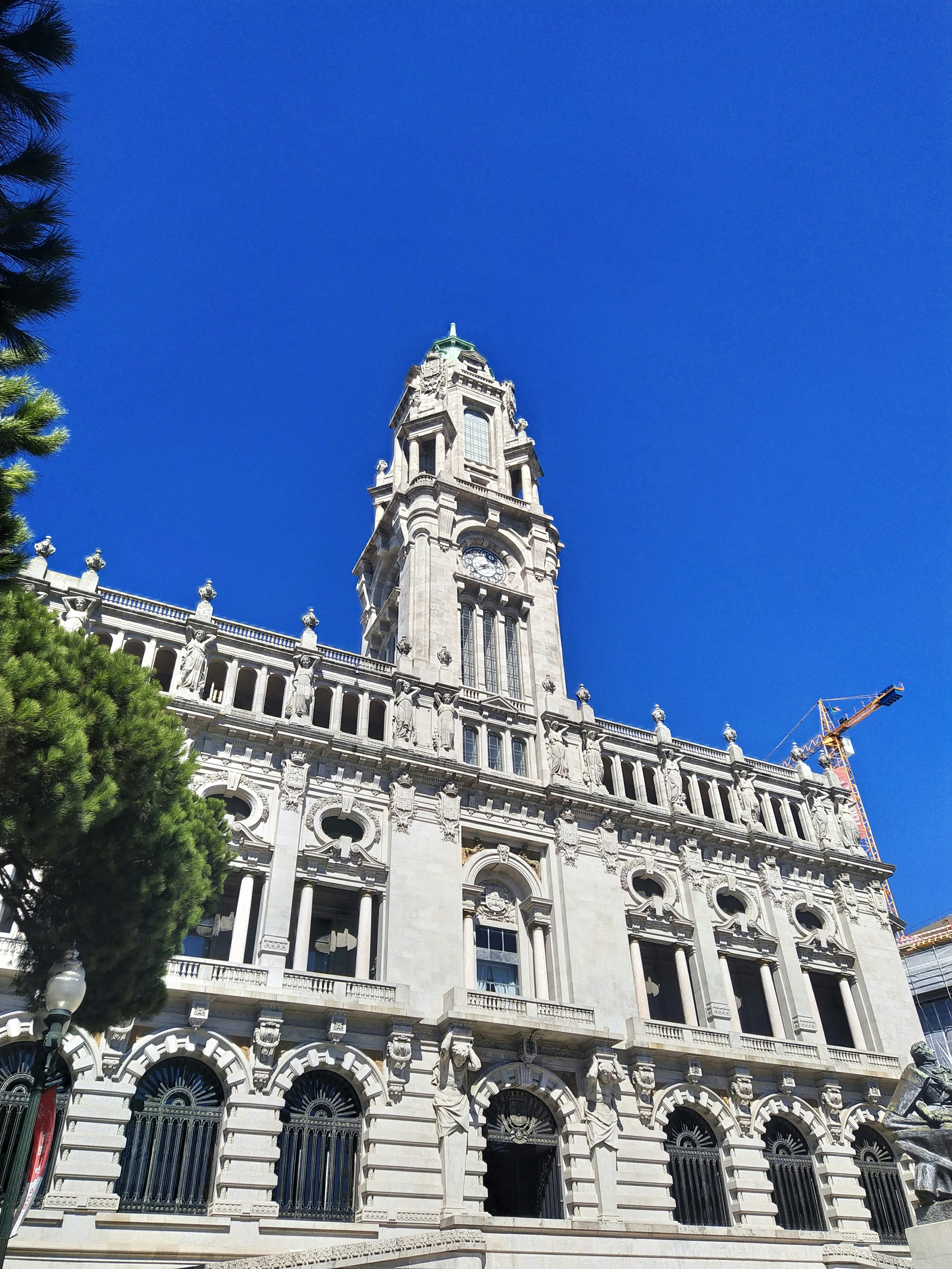 Clocktower Ascendancy: A Neoclassical Facade Under Clear Blue Skies