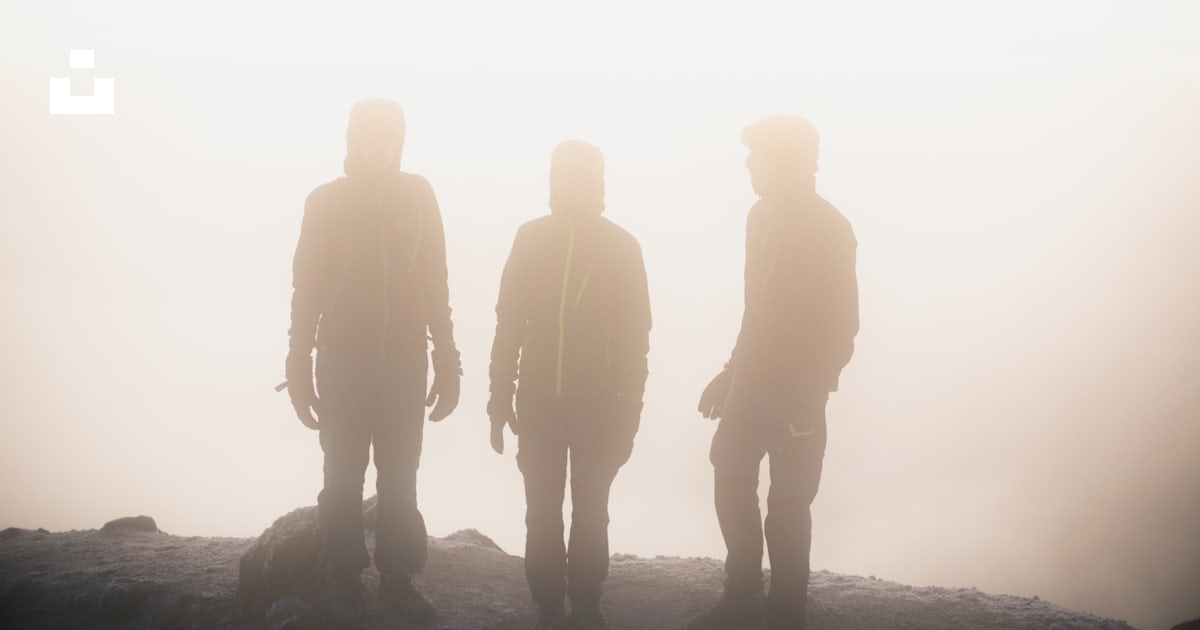 Silhouette de trois hommes sur la colline photo – Image gratuite de ... Silhouette de trois hommes sur la colline photo – Image gratuite de ...