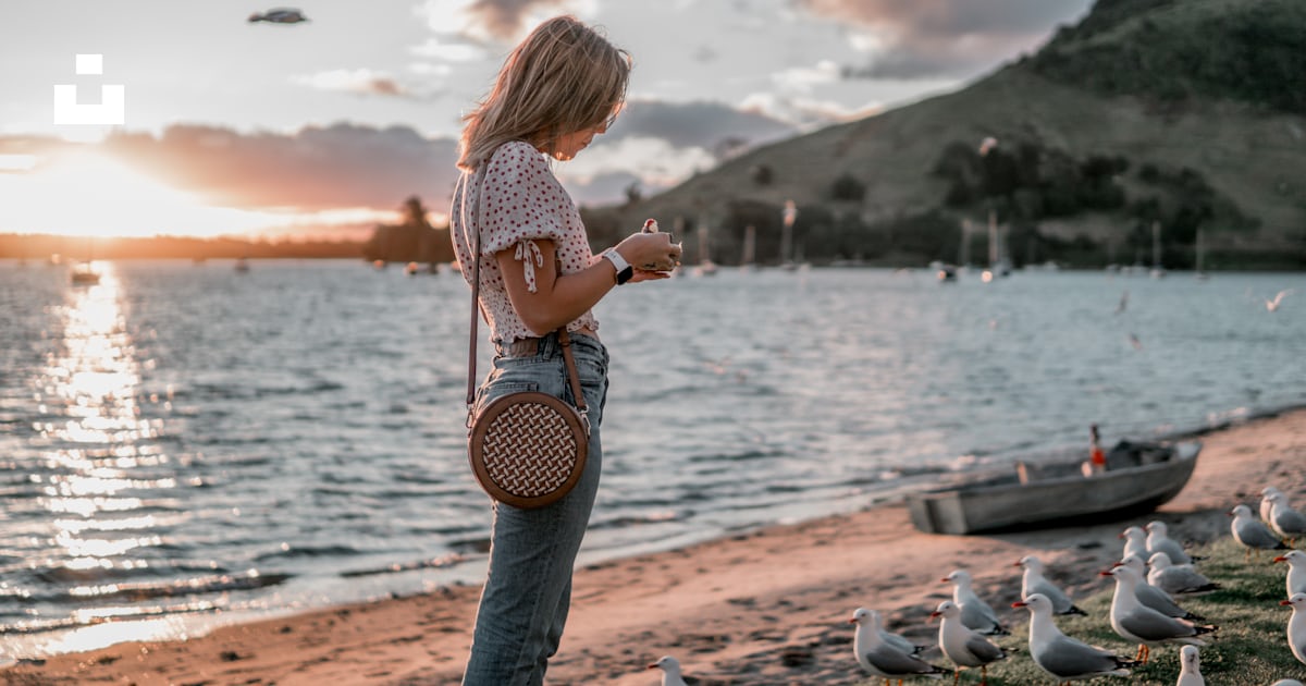 Femme Debout à Côté De La Mer Pendant La Journée Photo Photo Le